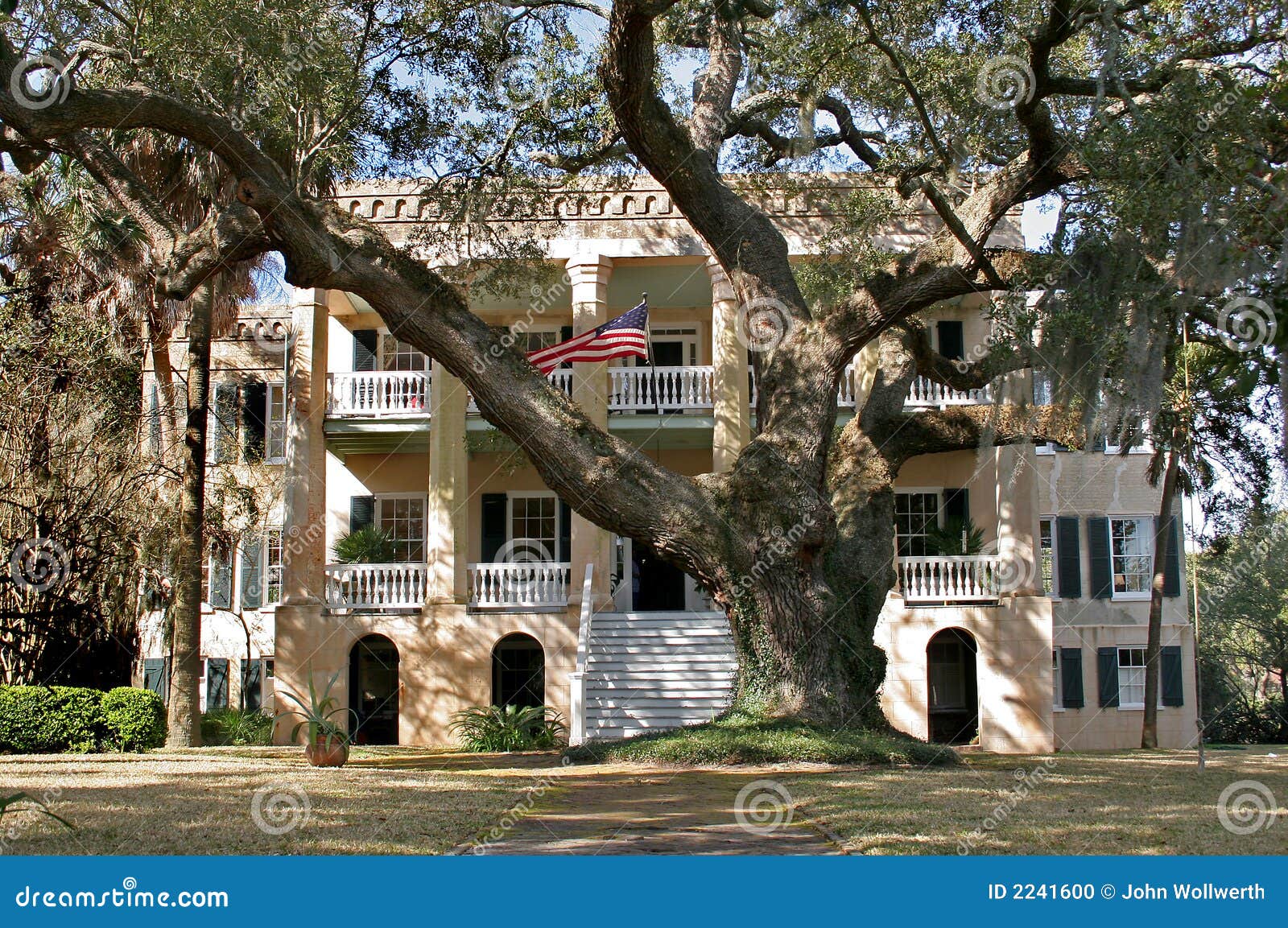Enormous southern mansion stock photo. Image of plantation - 2241600