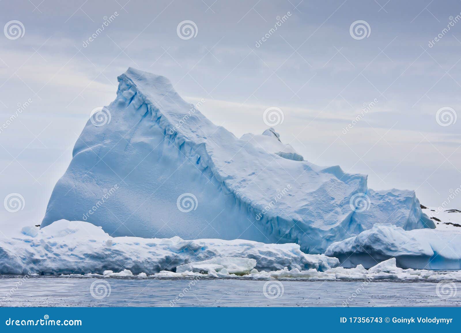 Enormt isberg fotografering för bildbyråer. Bild av luminans - 17356743