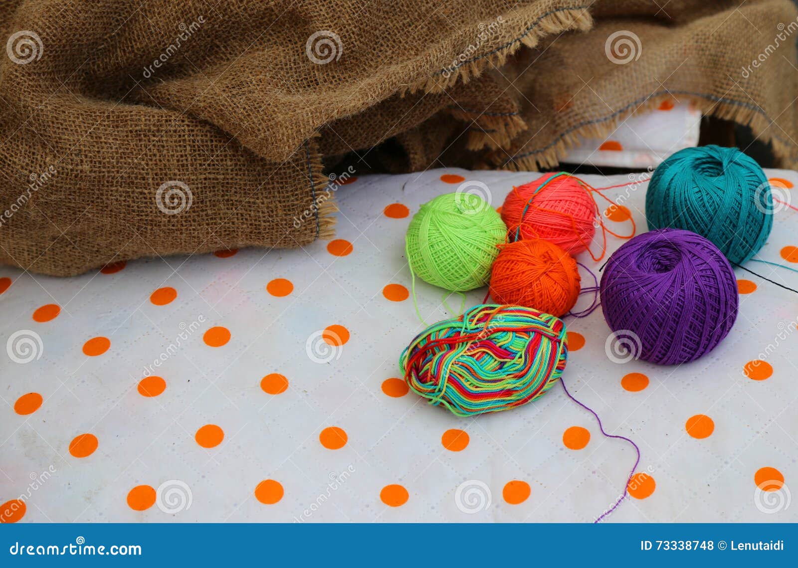 Enredos del hilo coloreado foto de archivo. Imagen de enredo - 73338748