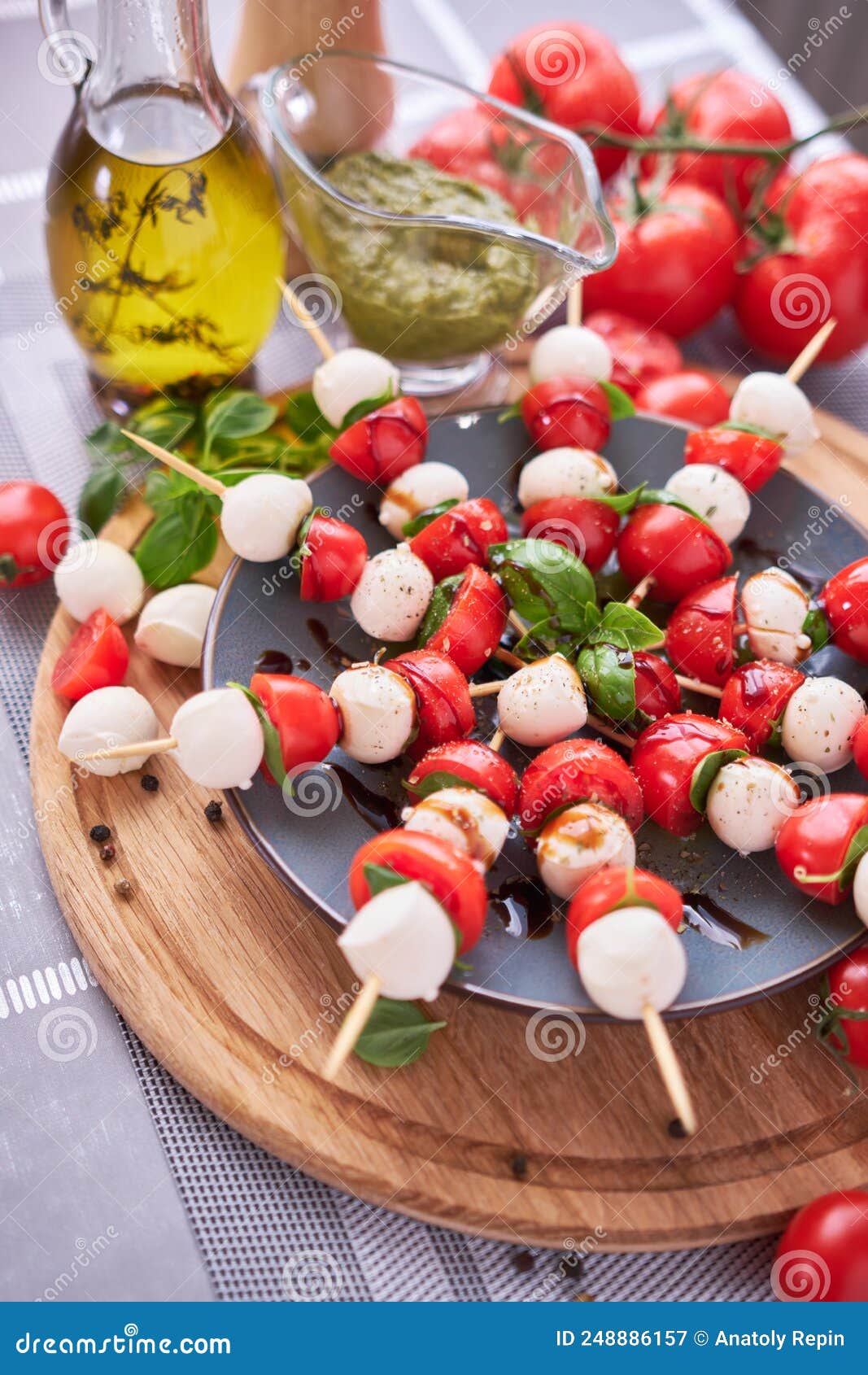 Ensalada Caprina Mini Mozzarella Queso En Tomate De Copa Y Albahaca ...