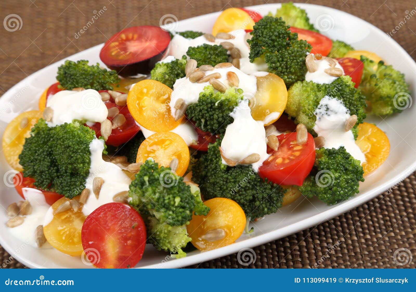 Ensalada colorida imagen de archivo. Imagen de delicioso - 113099419