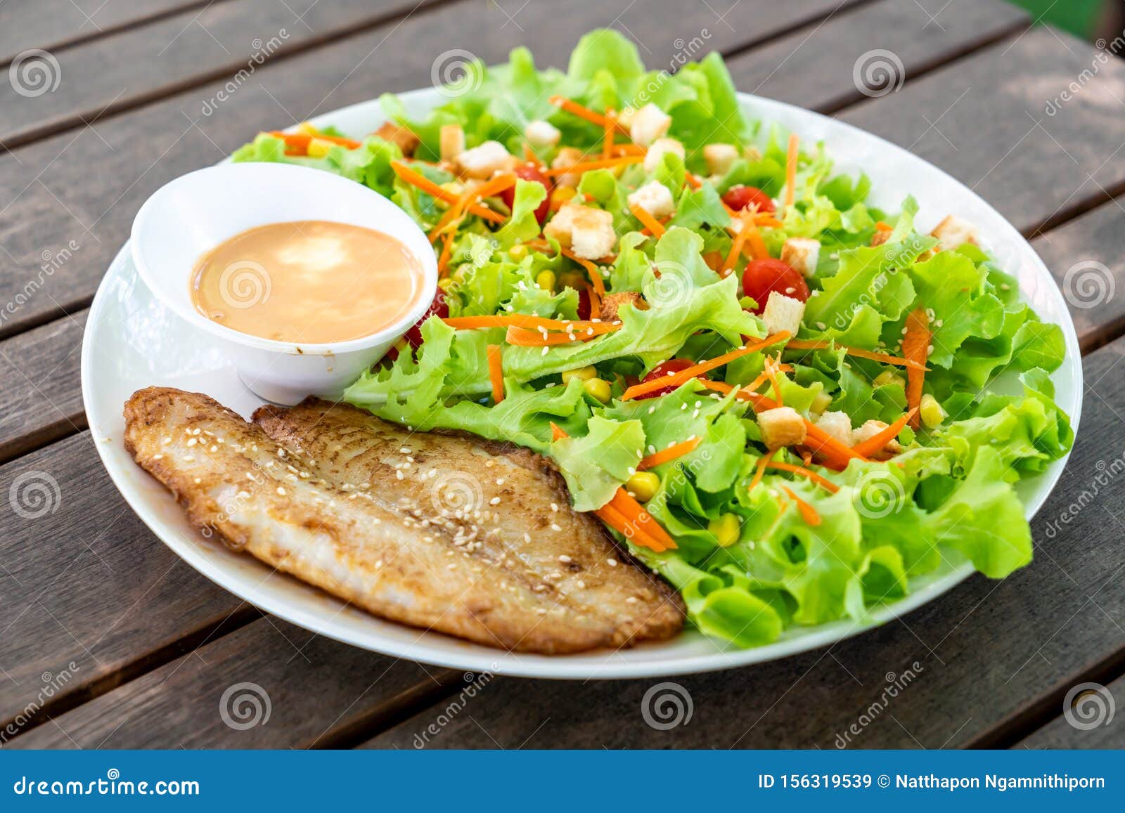 Ensalada Con Filete De Pescado Frito Imagen de archivo - Imagen de ...