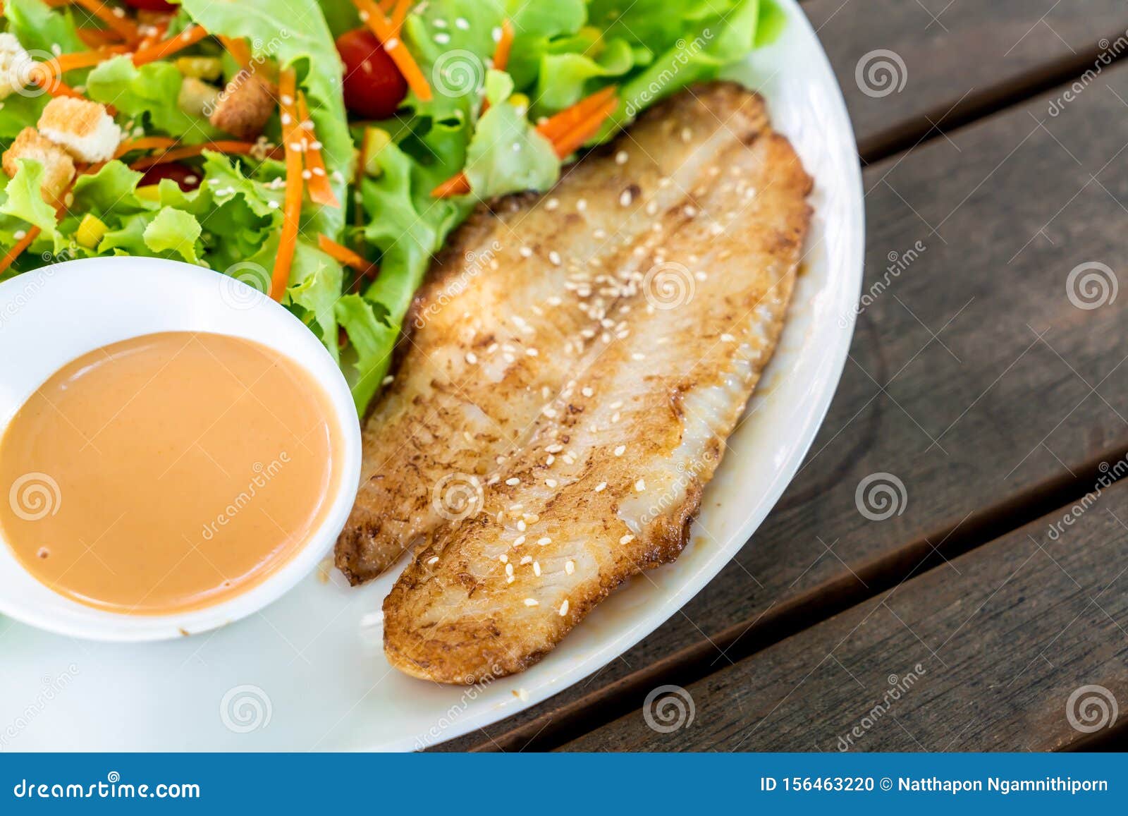Ensalada Con Filete De Pescado Frito Foto de archivo - Imagen de comida ...
