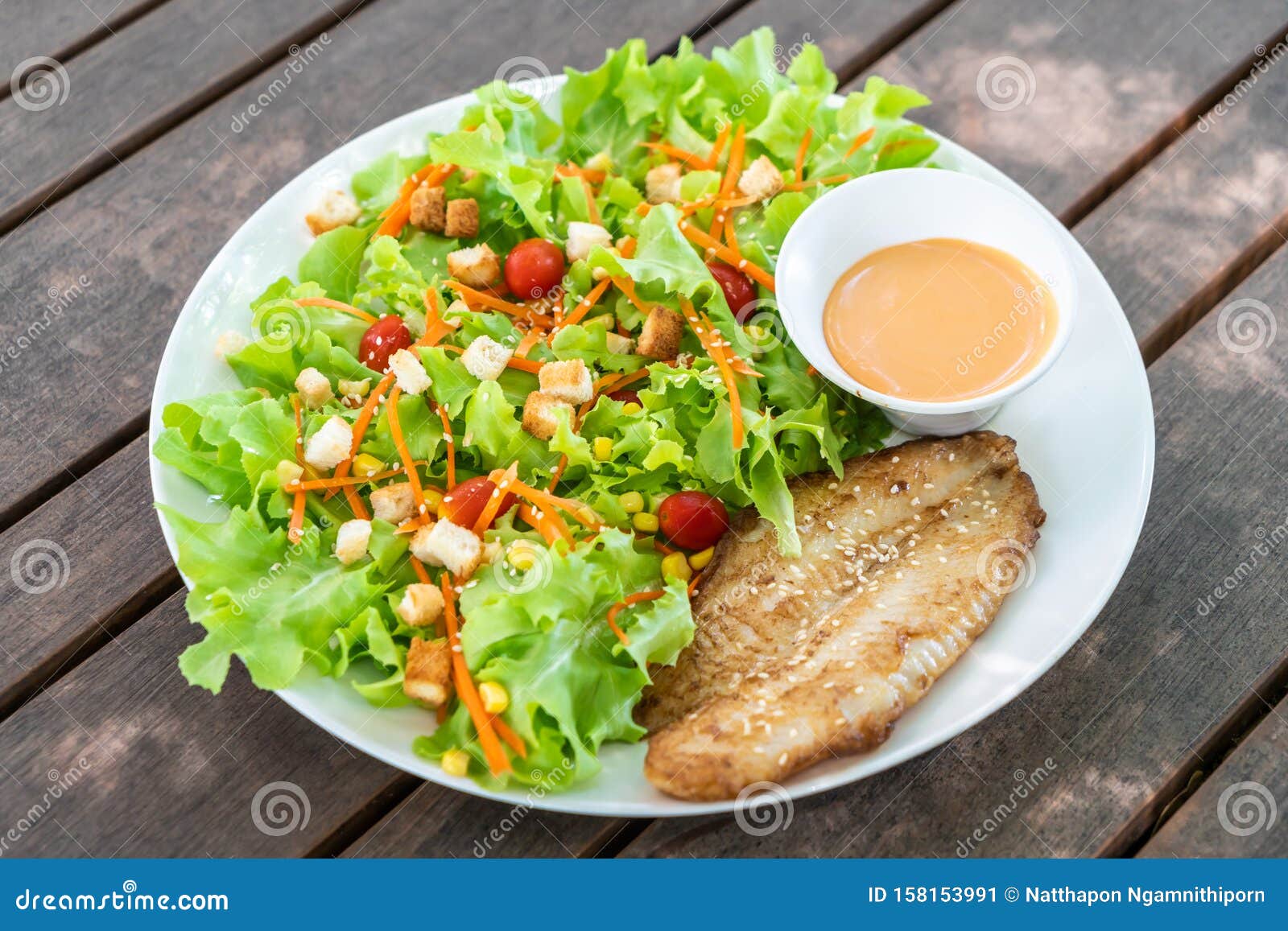 Ensalada Con Filete De Pescado Frito Imagen de archivo - Imagen de ...