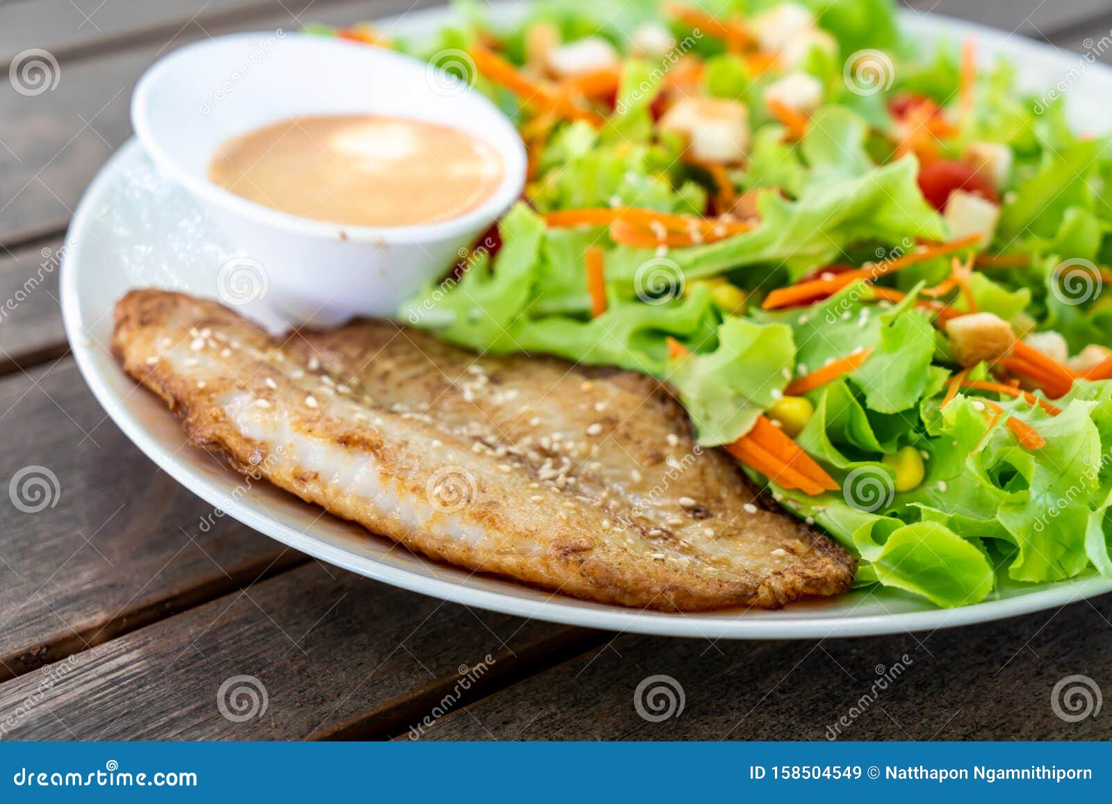 Ensalada Con Filete De Pescado Frito Imagen de archivo - Imagen de ...