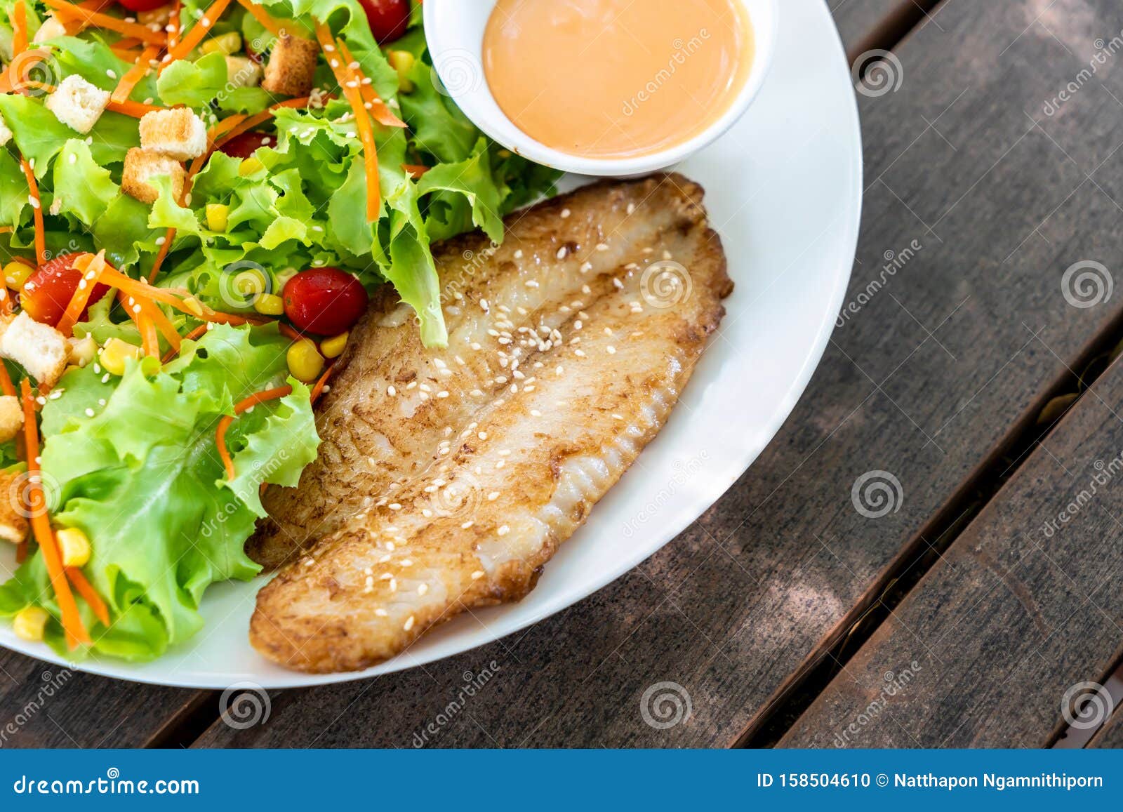 Ensalada Con Filete De Pescado Frito Foto de archivo - Imagen de fresco ...