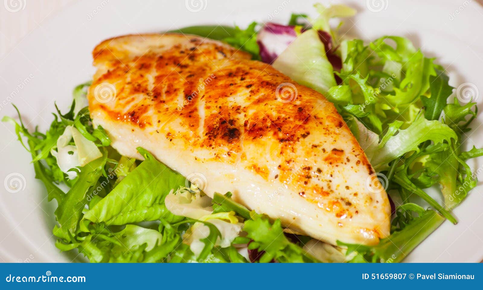 Ensalada Con La Pechuga De Pollo Asada Imagen de archivo - Imagen de ...