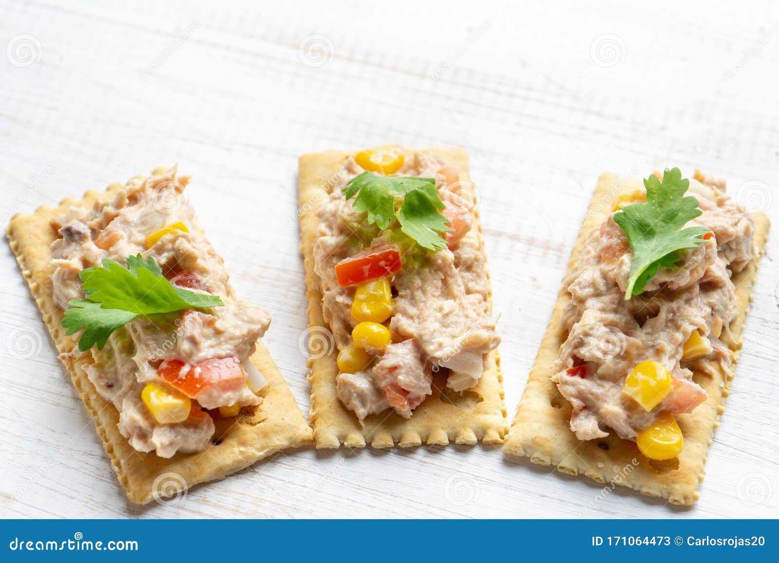 Ensalada De Atún Con Galletas Imagen de archivo - Imagen de cocina ...