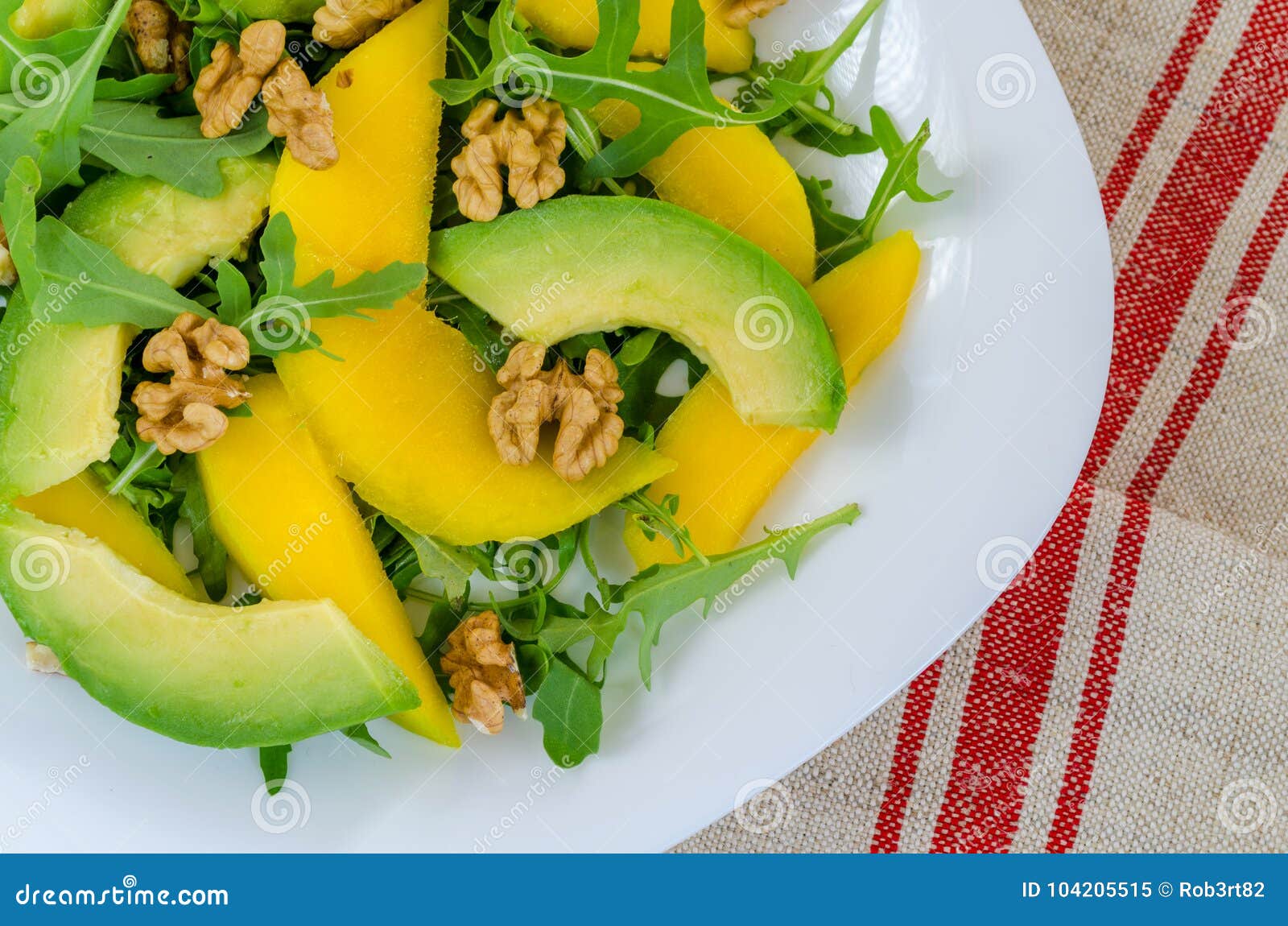 Ensalada De Fruta Con El Mango, El Aguacate, El Arugula Y Nueces Imagen ...