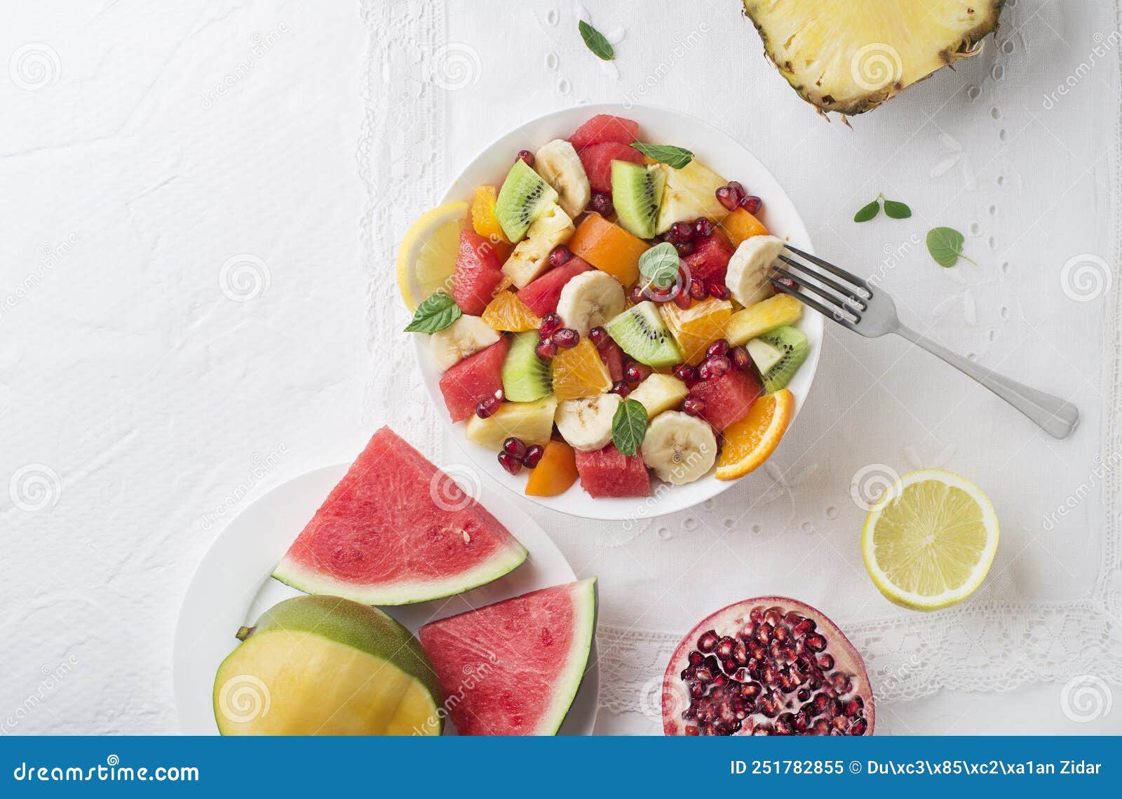 Ensalada De Fruta Con Frutas Tropicales De Verano Imagen De Archivo Imagen De Menta Fondo