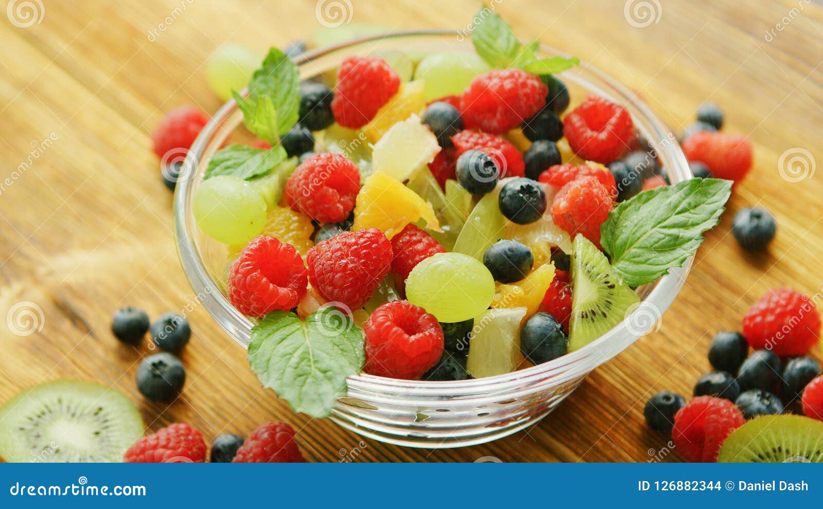 Ensalada de fruta mezclada foto de archivo. Imagen de dieta - 126882344