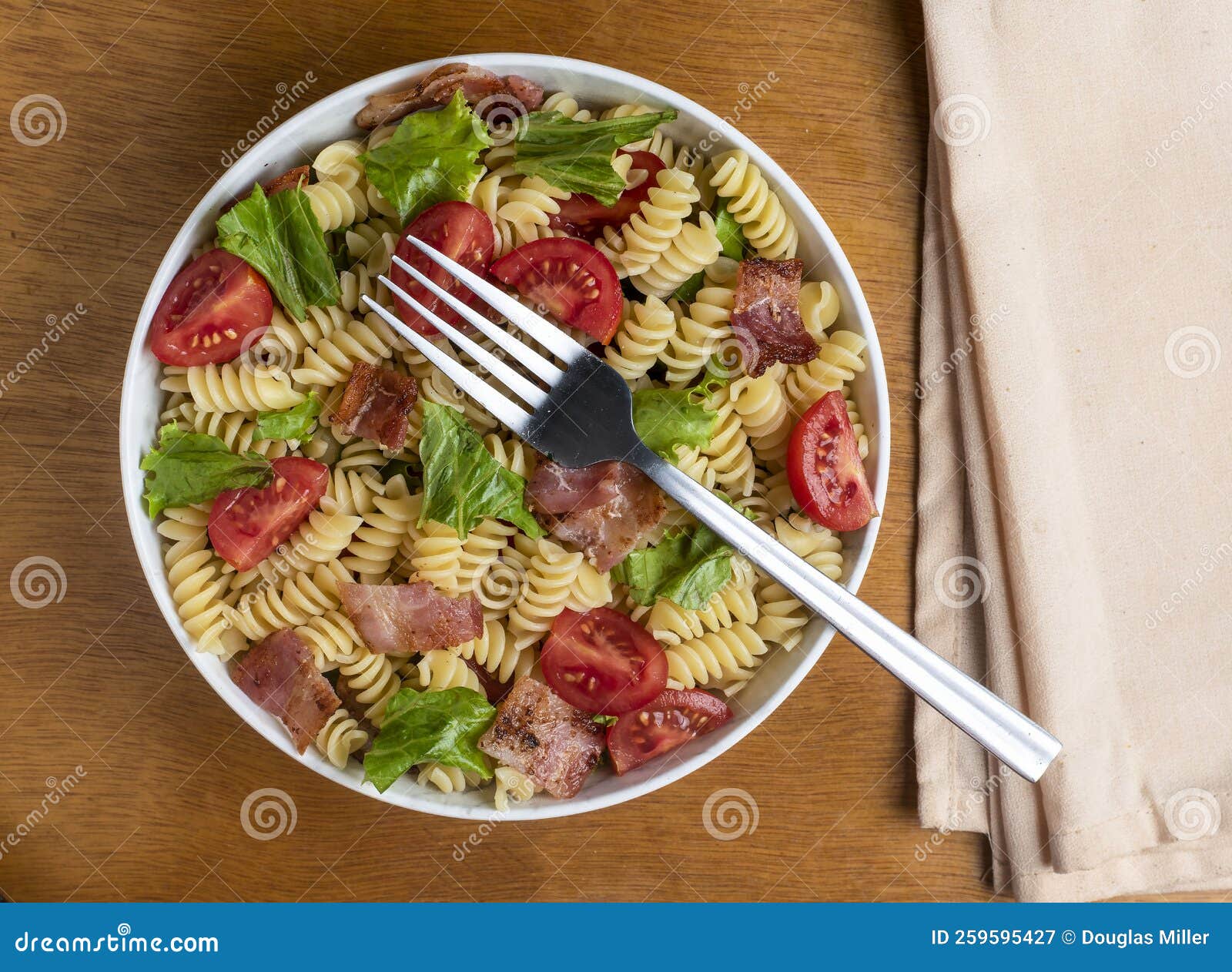 Ensalada De Pasta Blanca Hecha Con Pasta De Rotini Imagen de archivo ...