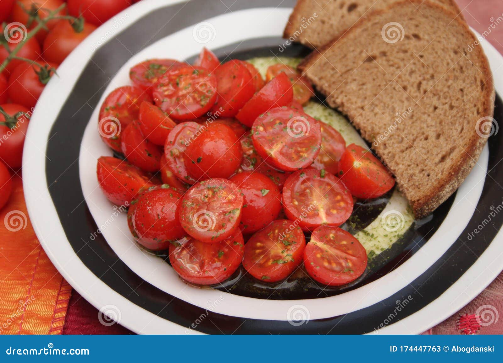 Ensalada De Tomates Con Cebollas Imagen de archivo - Imagen de coma ...