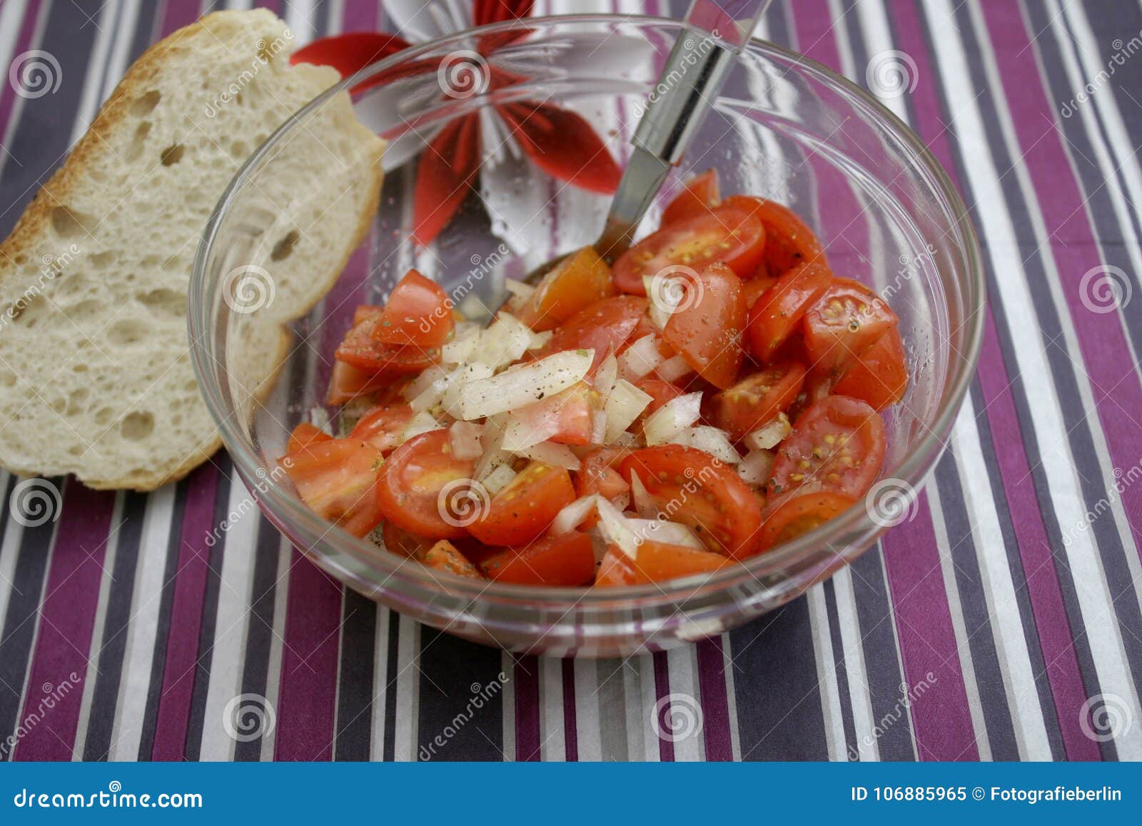 Ensalada De Tomates Y De Cebollas Imagen de archivo - Imagen de ...