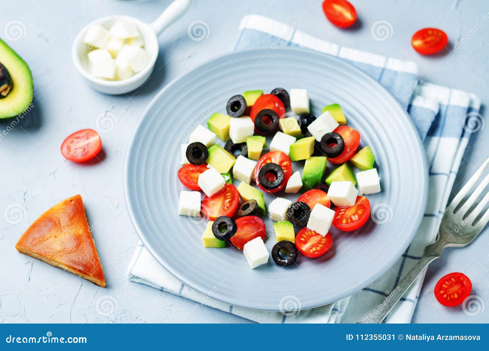 Ensalada Del Queso Feta De Las Aceitunas Negras Del Tomate Del Aguacate