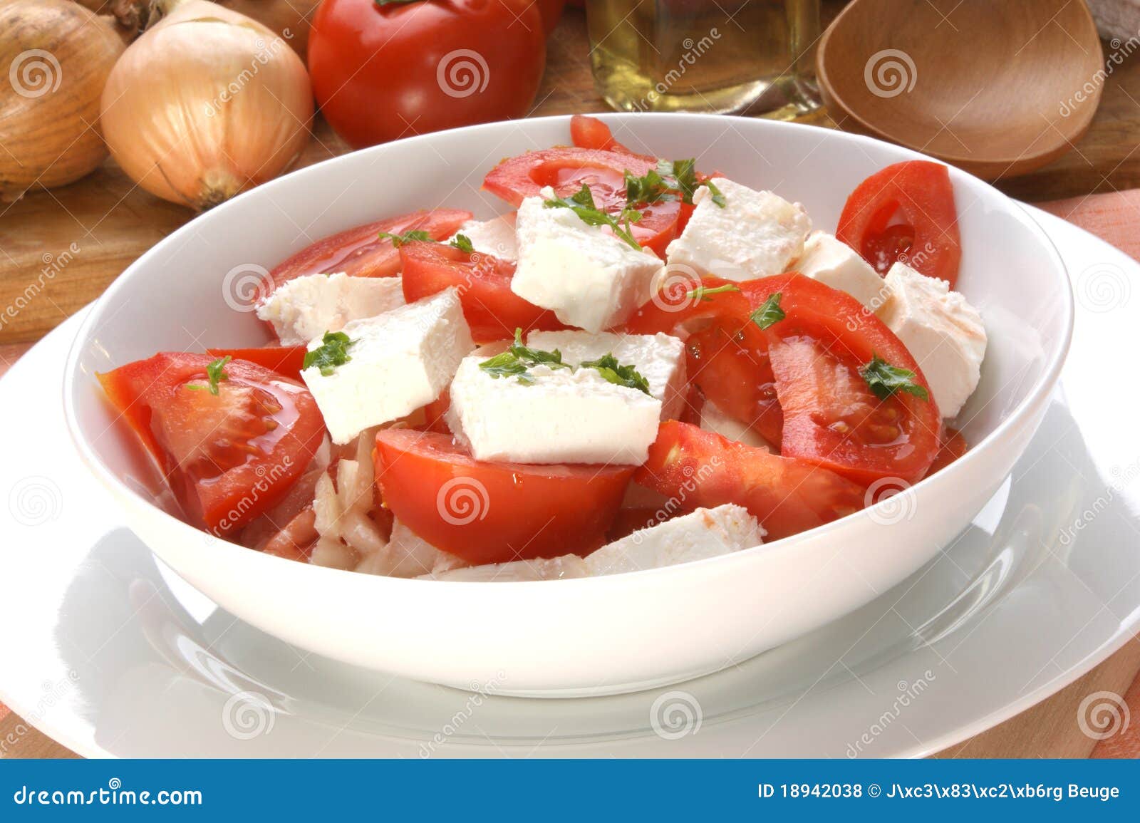 Ensalada Del Tomate Con Queso Y Perejil De Queso Feta Foto De Archivo