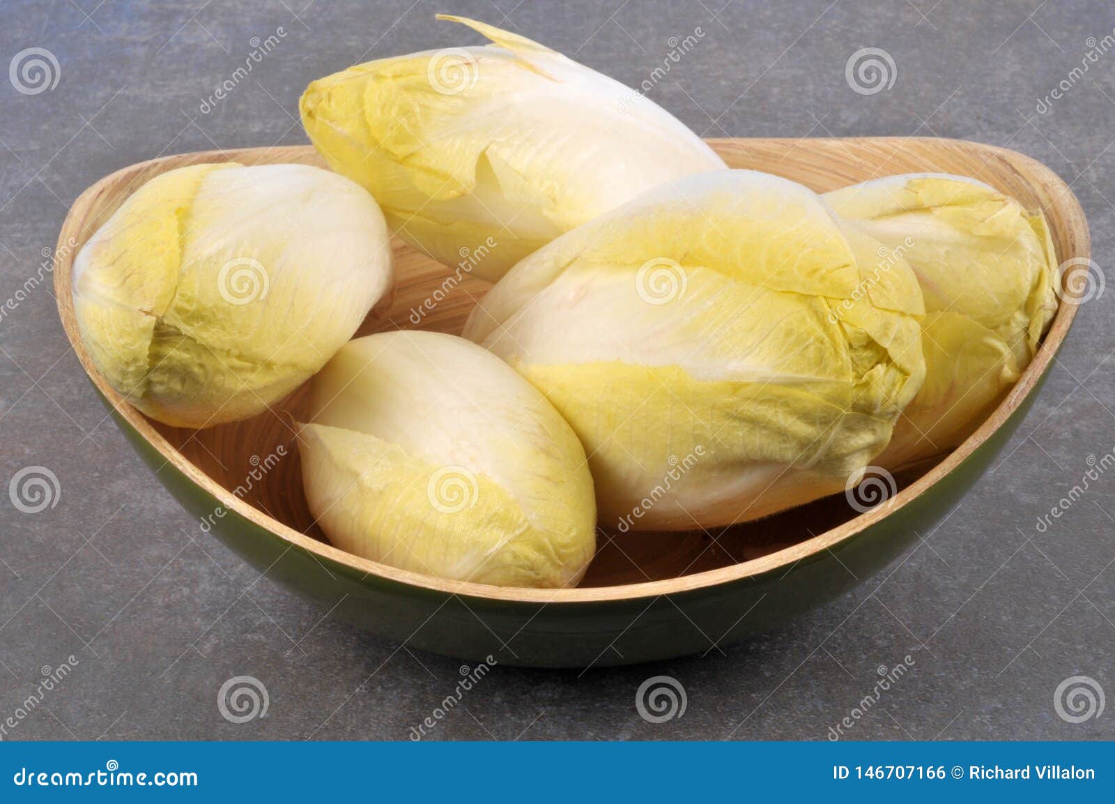 Ensalada Fresca De La Endibia En Primer Foto de archivo - Imagen de ...