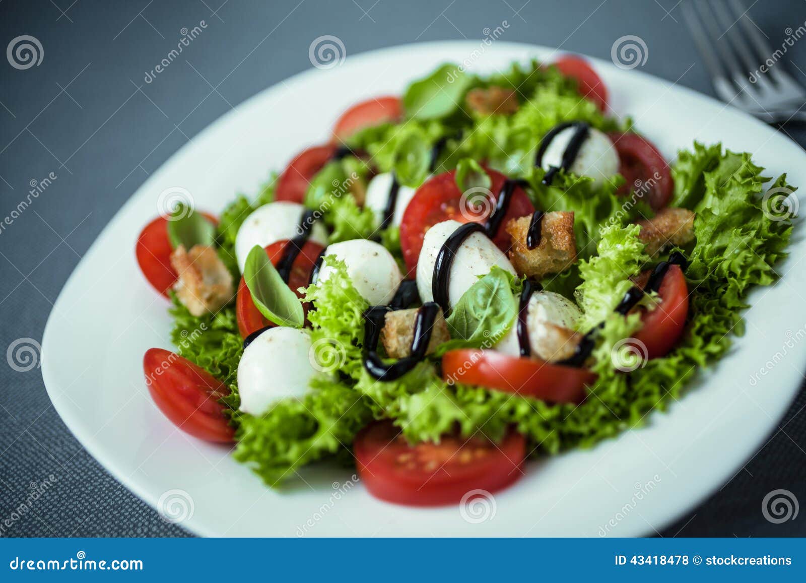 Ensalada Italiana Con Las Perlas De La Mozzarella Foto de archivo ...