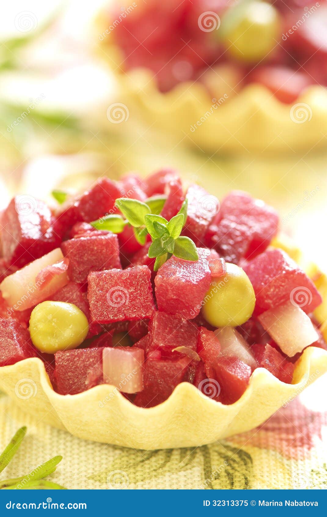 Ensalada Rusa De La Remolacha En Tartlets Imagen de archivo - Imagen de ...
