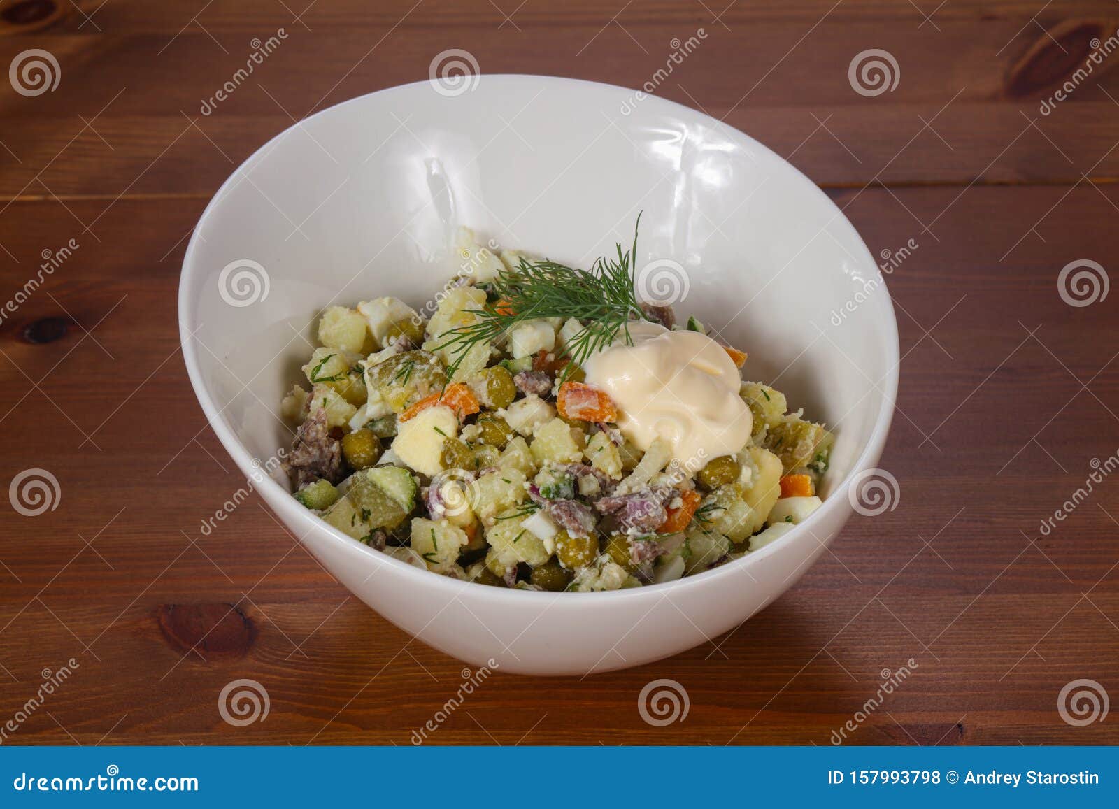 Ensalada Tradicional Rusa Con Carne Foto de archivo - Imagen de cena ...