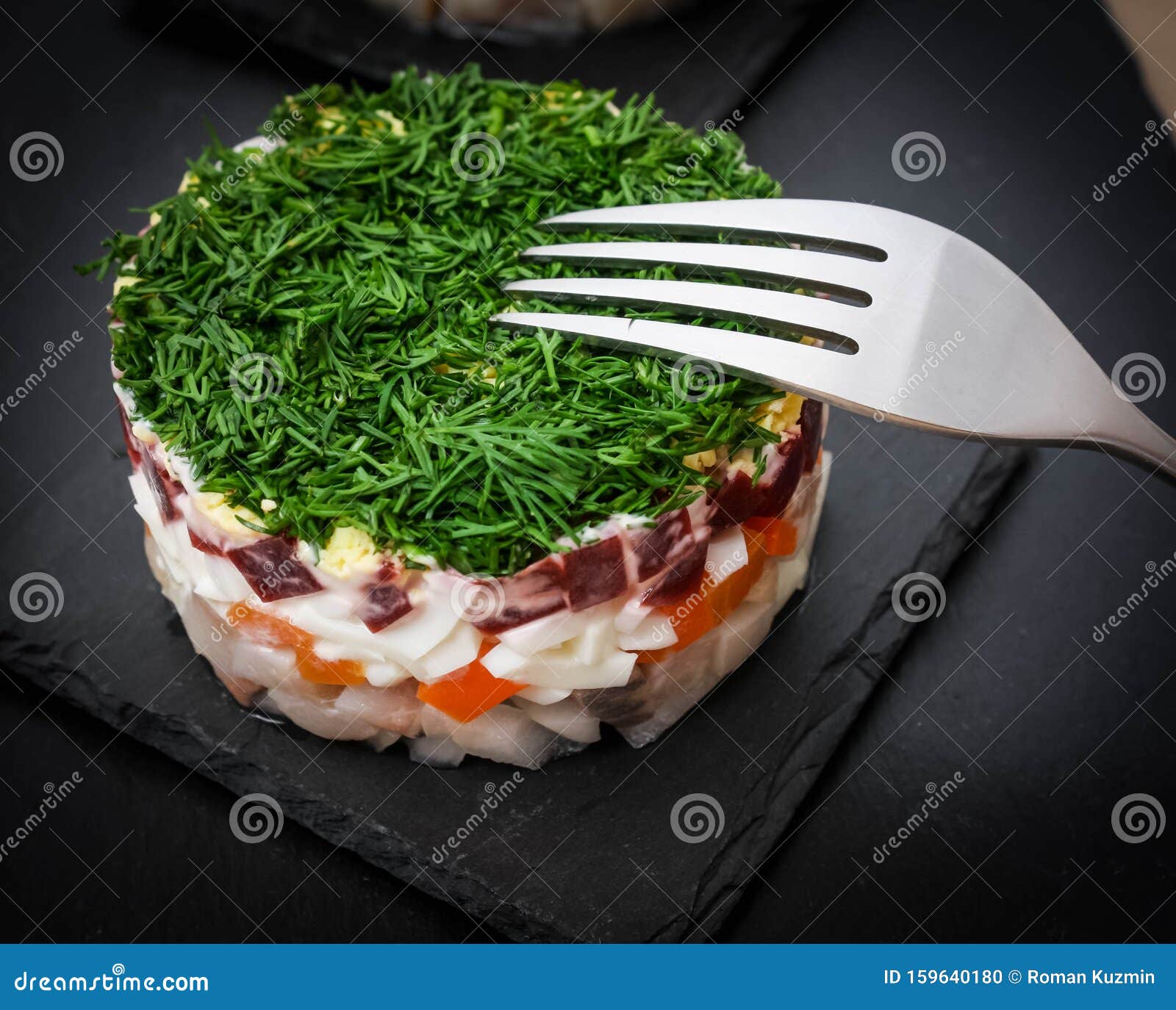 Ensalada Tradicional Rusa De Arenque Con Remolacha Foto de archivo ...