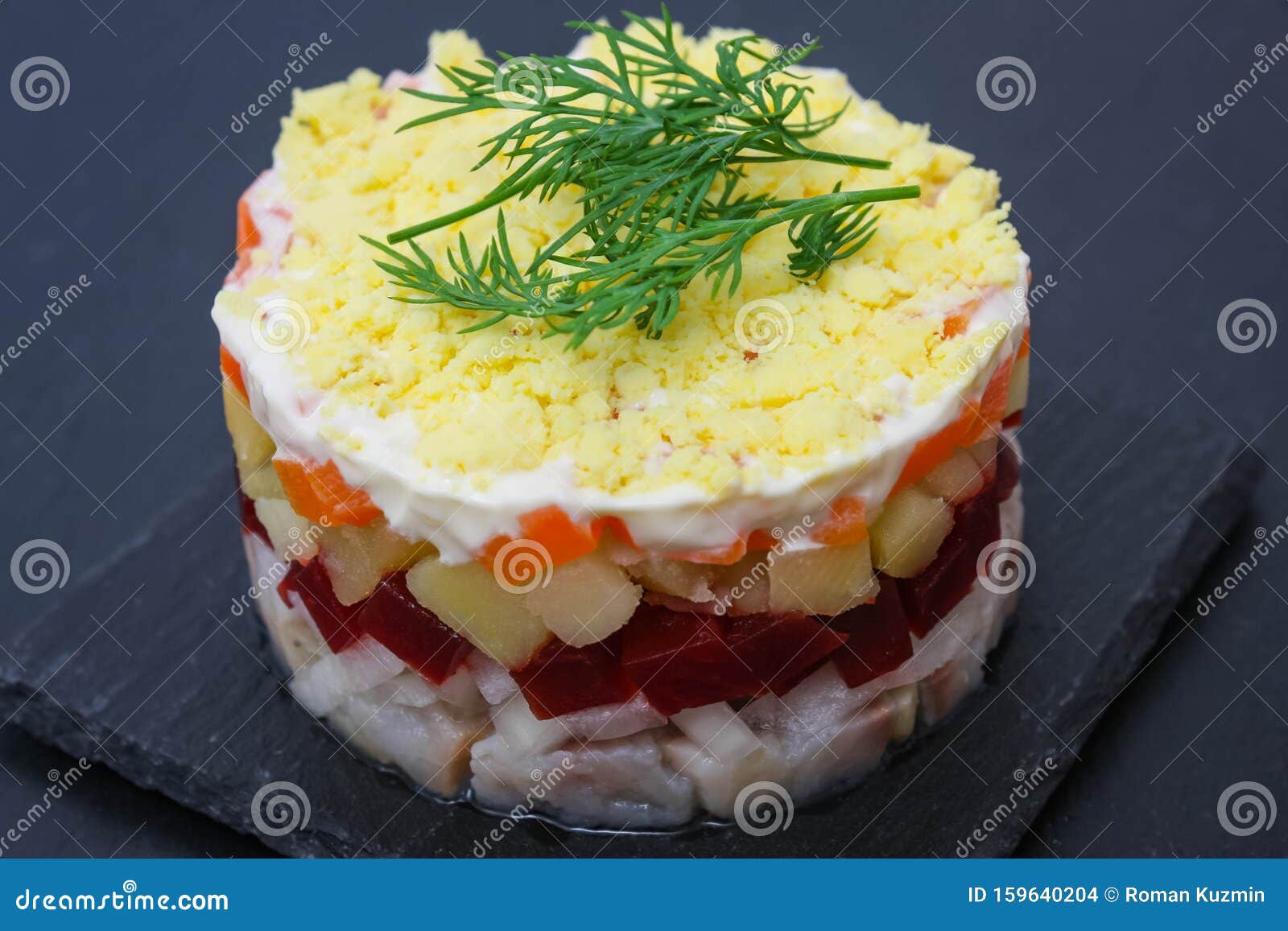 Ensalada Tradicional Rusa De Arenque Con Remolacha Foto de archivo ...