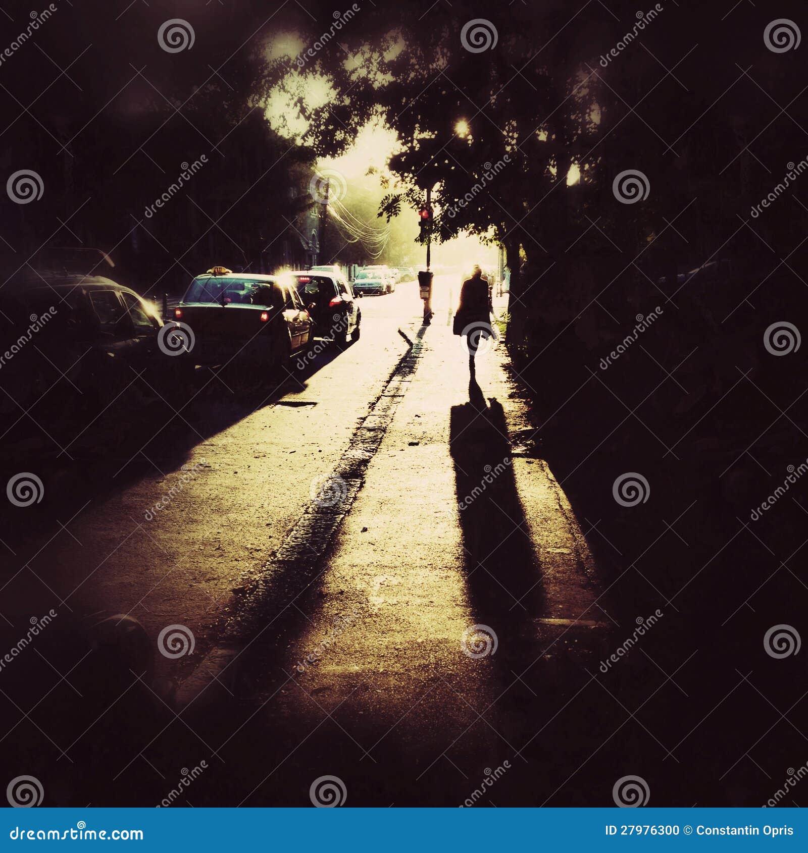 Ensam personsilhouette arkivfoto. Bild av gata, silhuett - 27976300