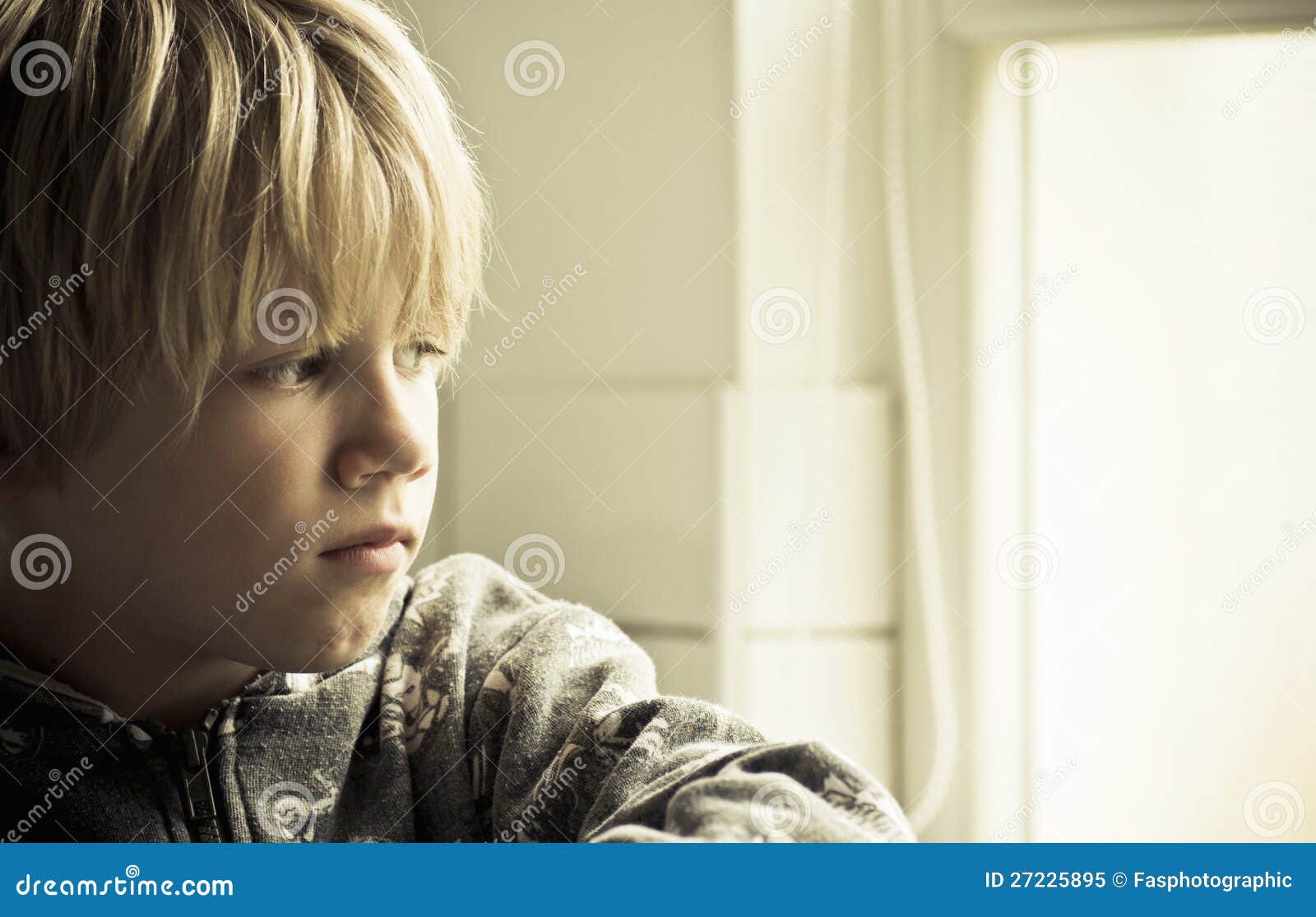 Ensam pojke fotografering för bildbyråer. Bild av ensamhet - 27225895