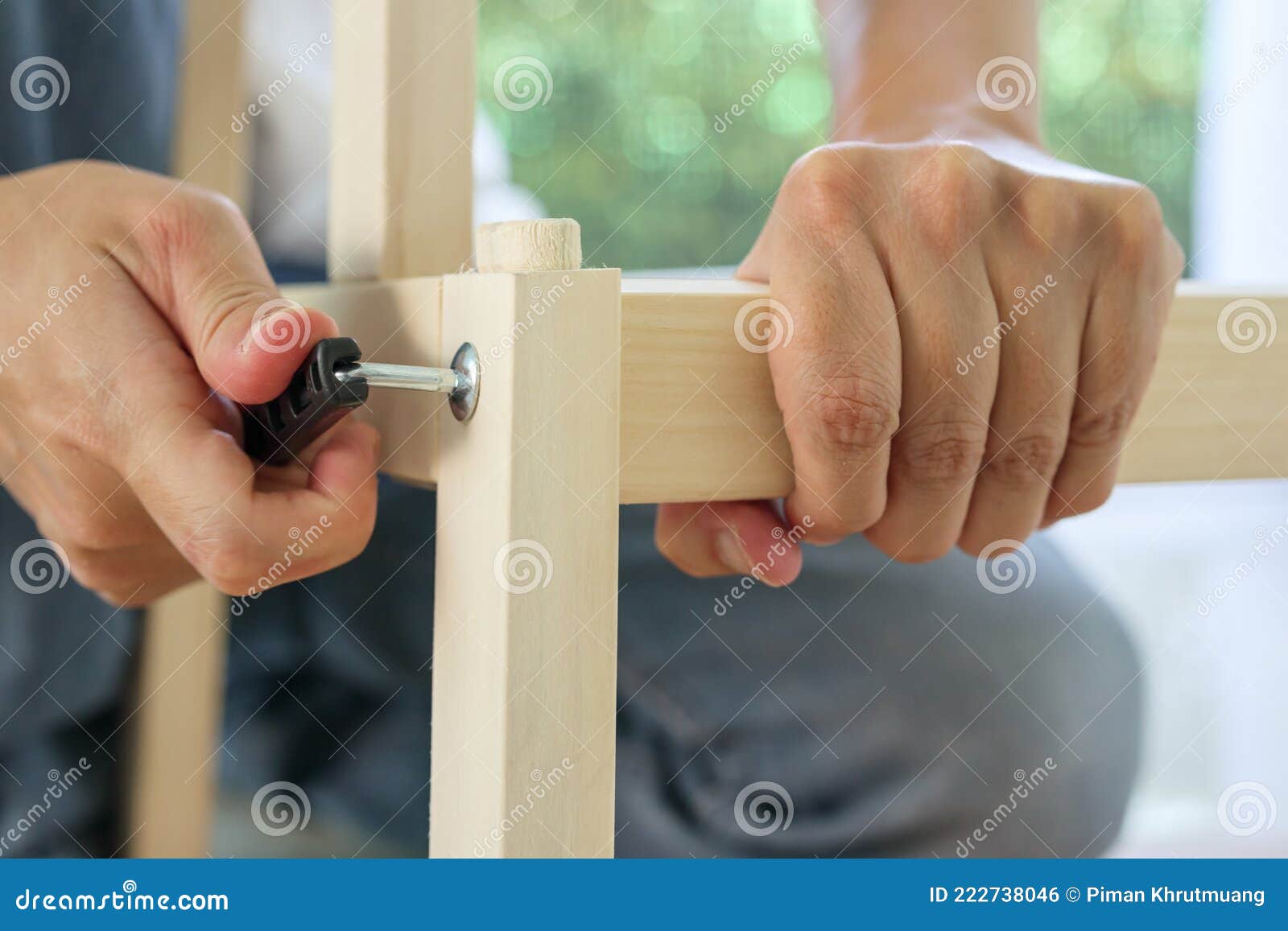 Ensamblar Muebles De Madera En Casa Usando Tornillo Allen Foto de ...