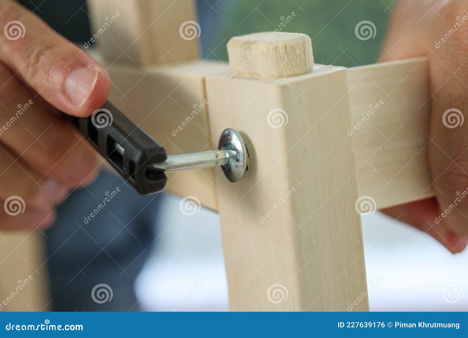 Ensamblar Muebles De Madera En Casa Usando Tornillo Allen Foto de ...