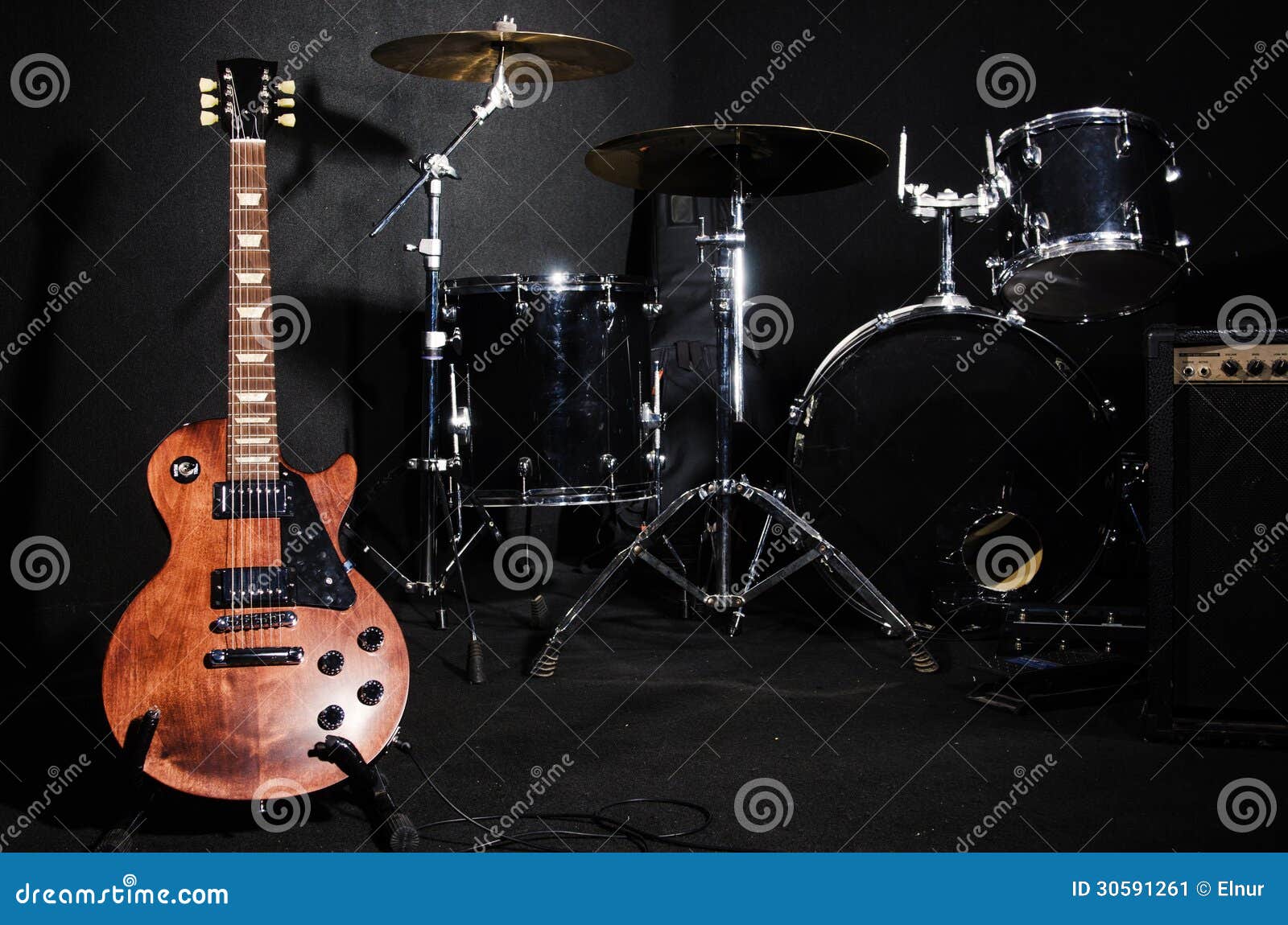 Ensemble D'instruments De Musique Image stock - Image du batteur, basse ...