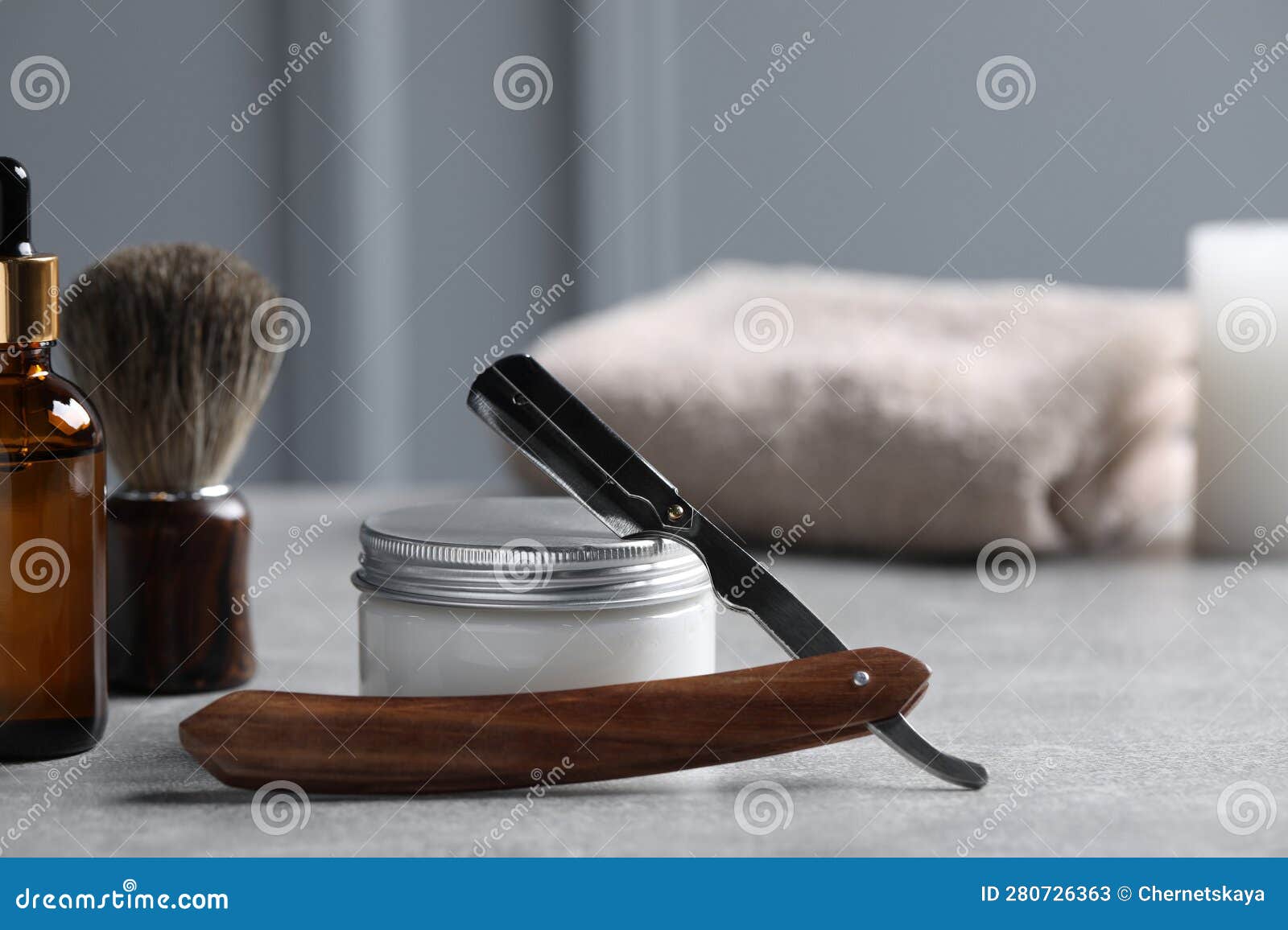 Ensemble D'outils De Rasage Mens Sur Table Grise. Espace Pour Le Texte ...