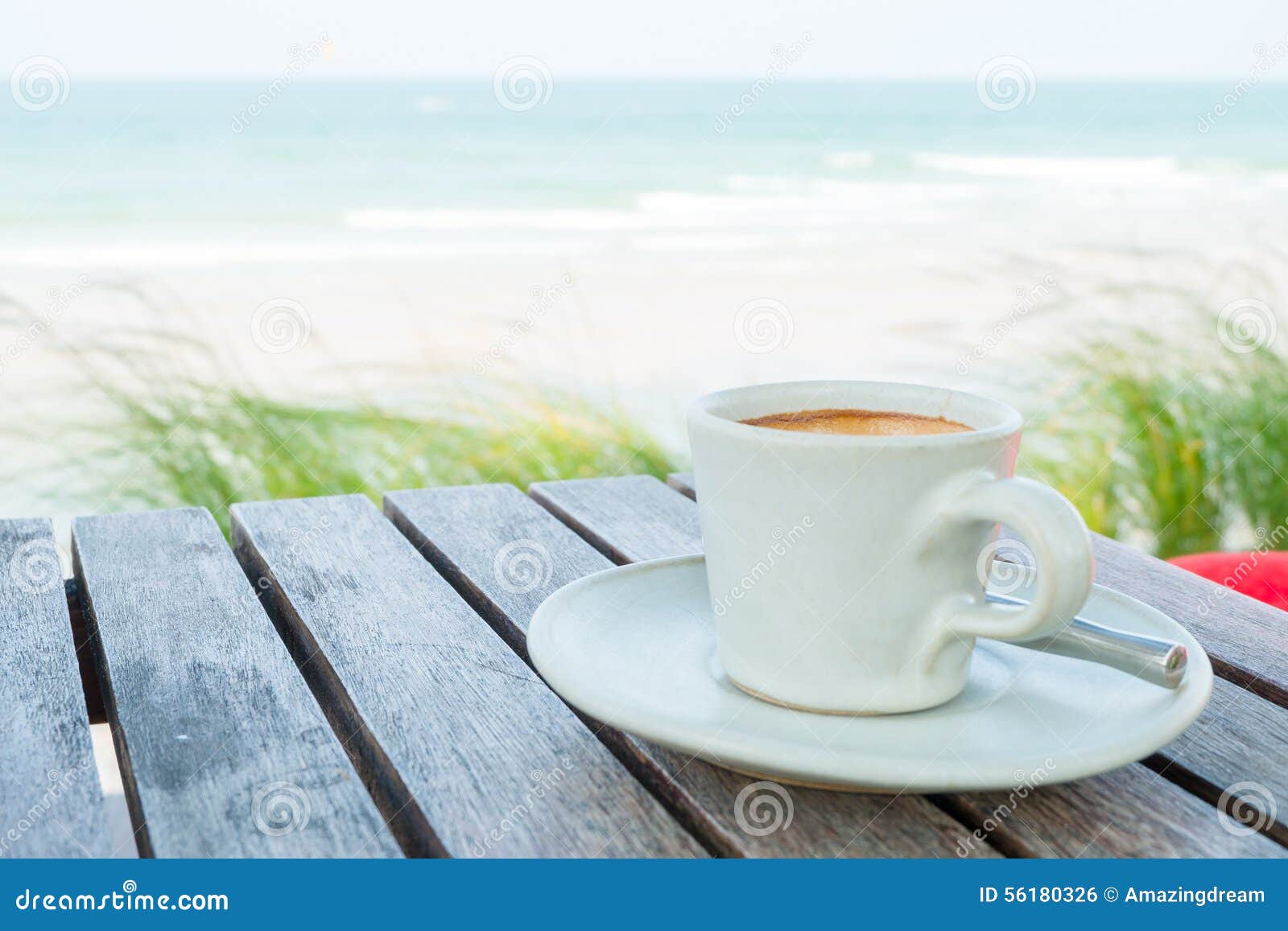 Ensemble De Café Sur La Plage Photo stock - Image du bleu, chaud: 56180326