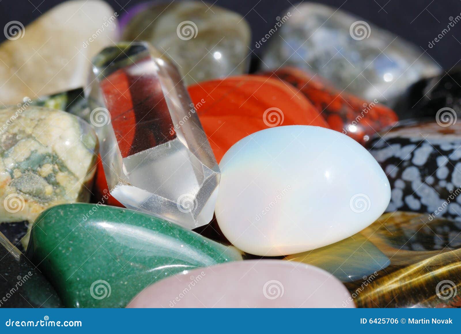 Ensemble De Diverses Pierres Gemmes Photo stock - Image du très, géode ...