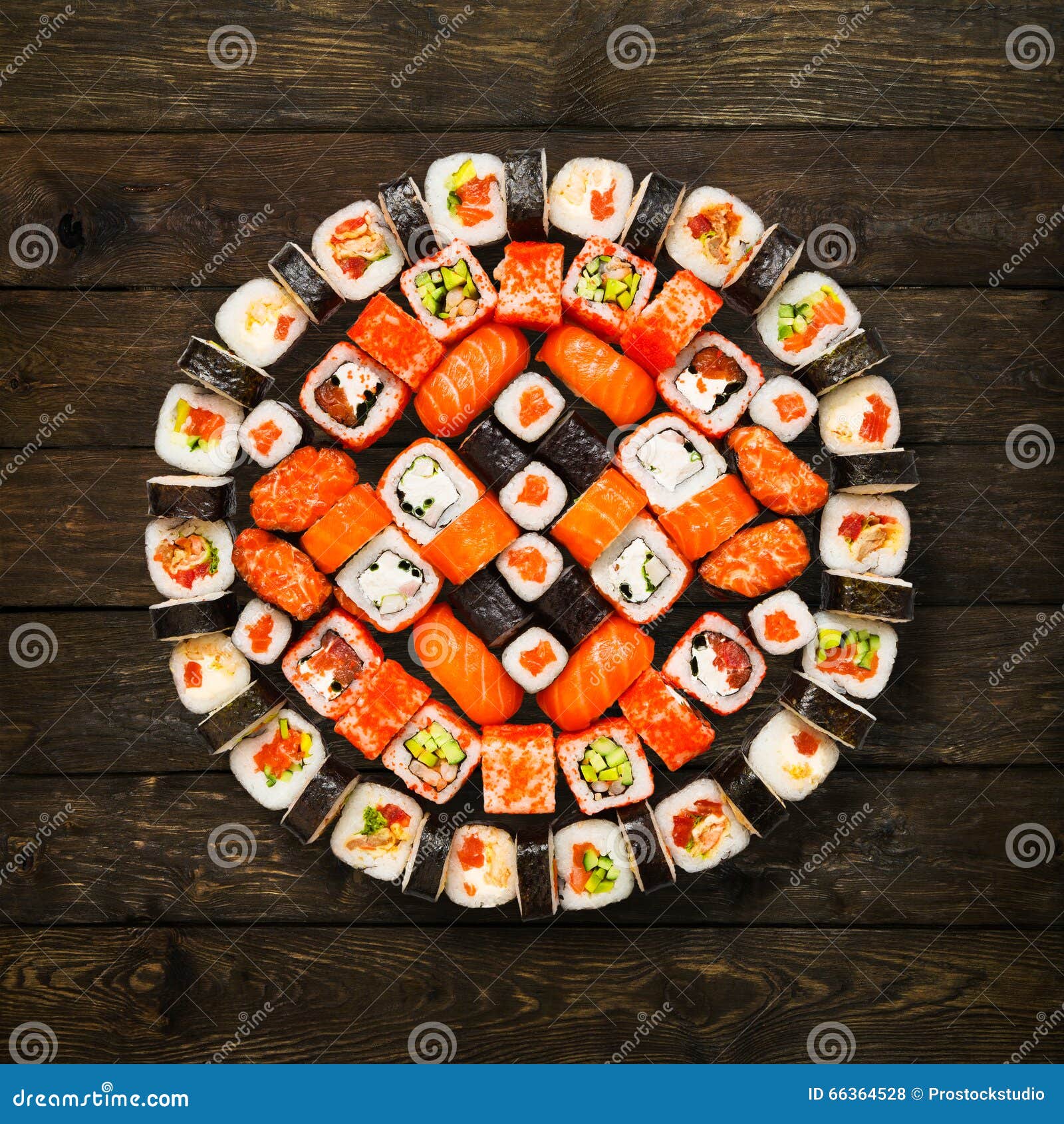Ensemble De Sushi, De Maki Et De Petits Pains Au Bois Photo stock ...
