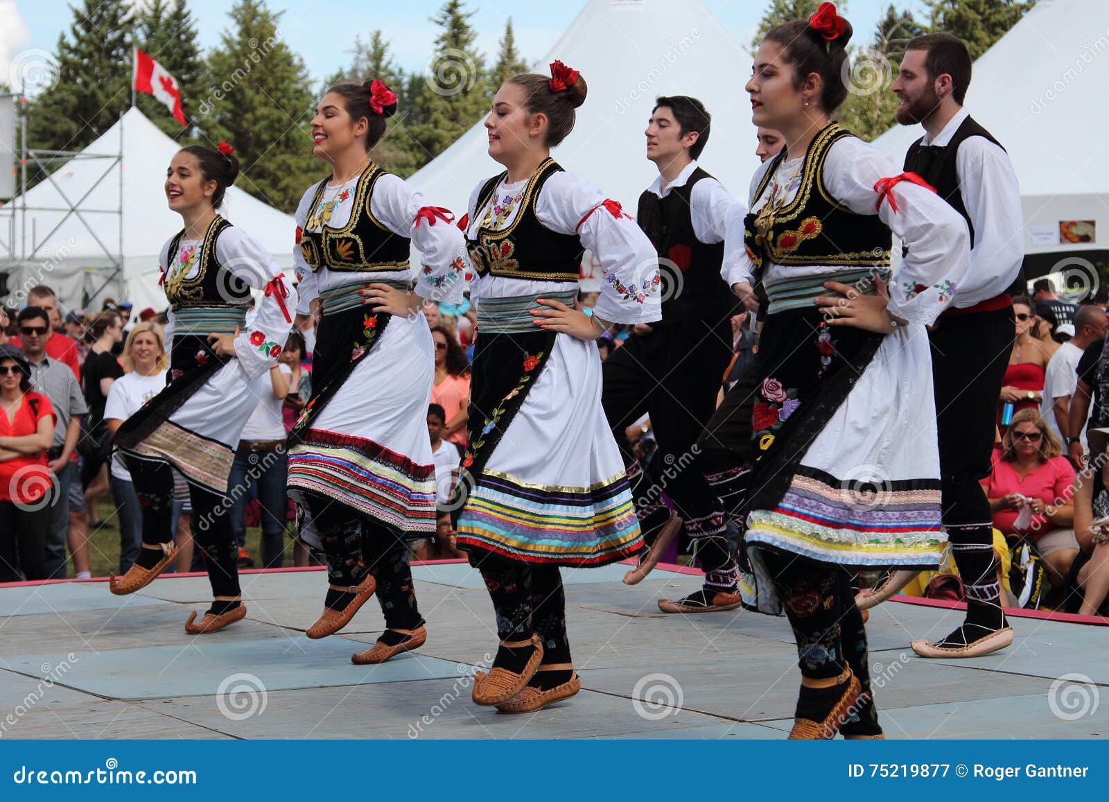 Ensemble Serbe De Danse Folklorique Photographie éditorial - Image du ...