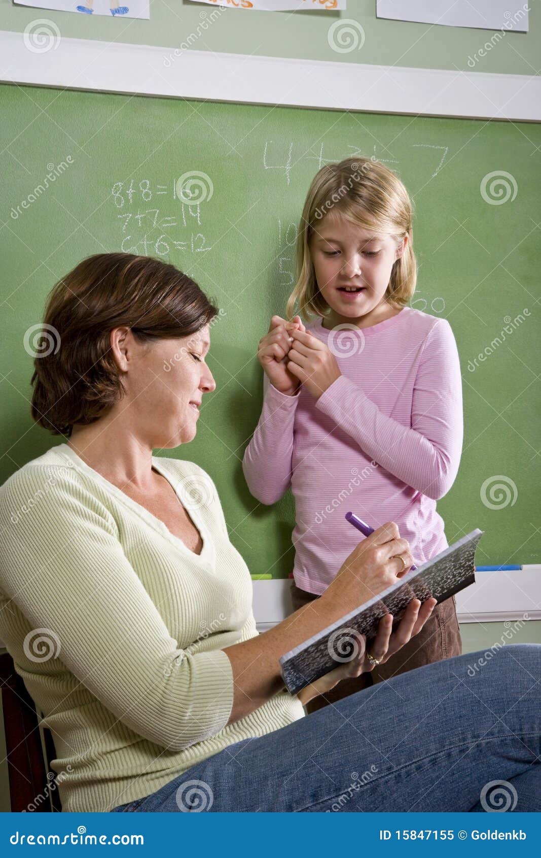 Enseñe La Muchacha Y Al Profesor Por La Pizarra En Sala De Clase Imagen De Archivo Imagen De