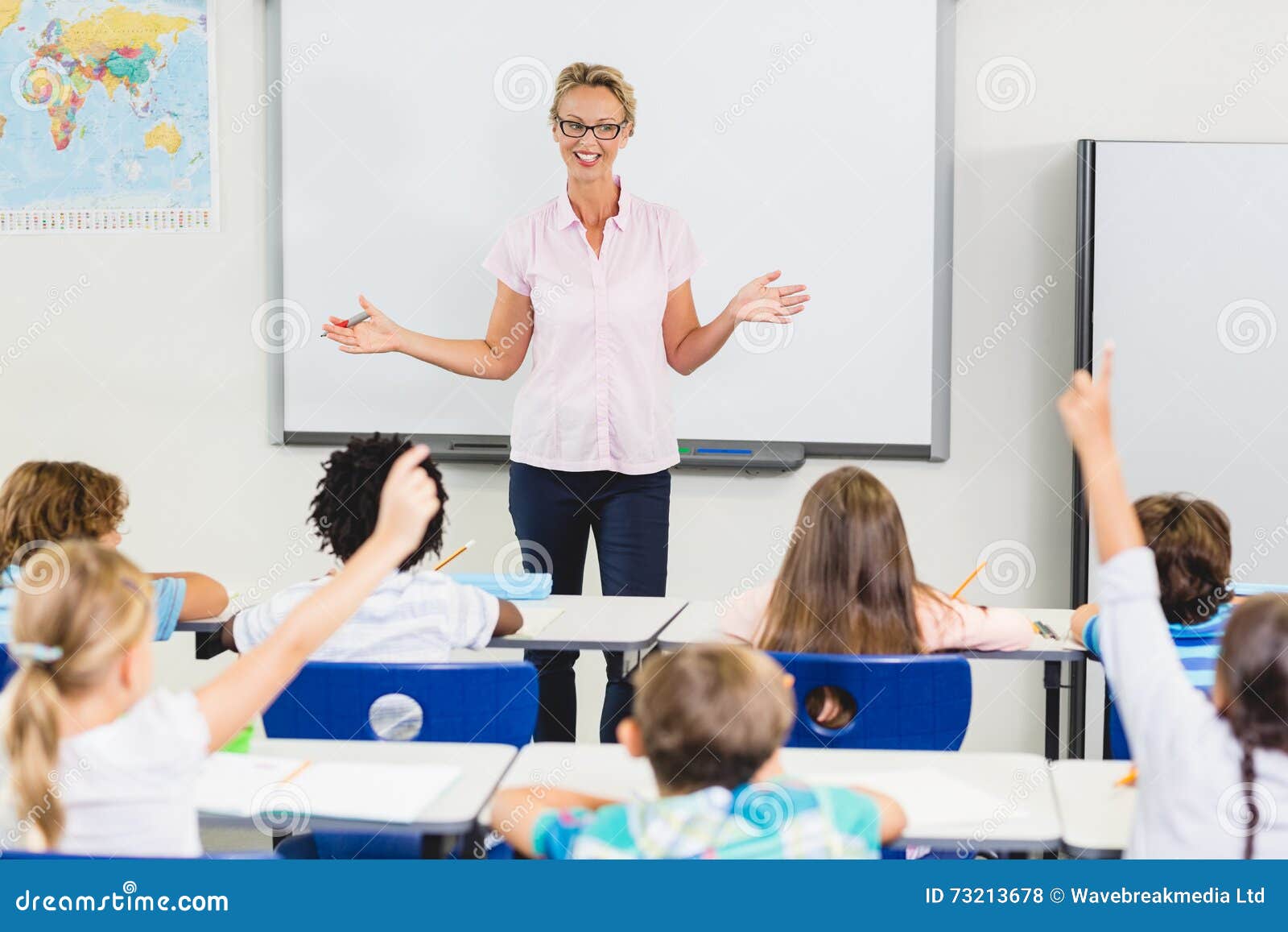 Ensino Do Professor Na Sala De Aula Foto de Stock - Imagem de fêmea ...