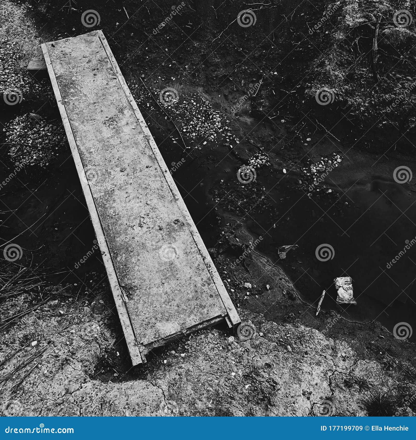 Ensuciar imagen de archivo. Imagen de blanco, puente - 177199709