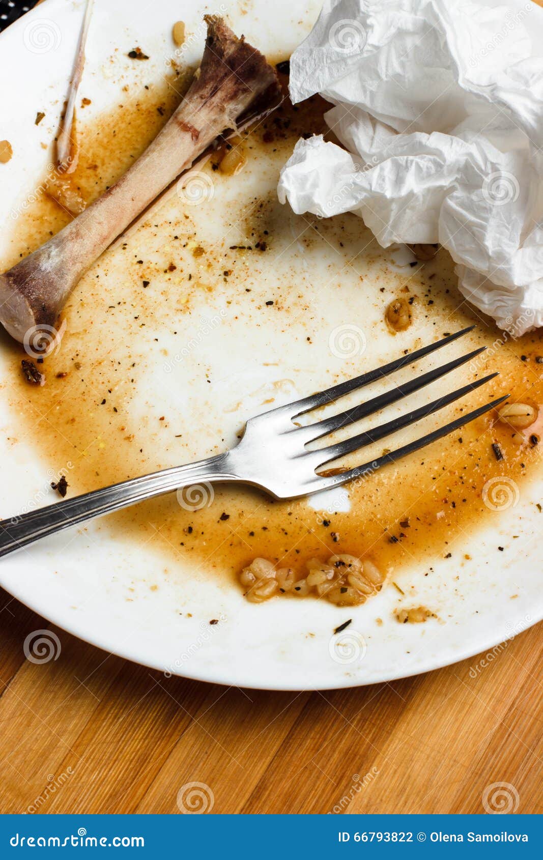 Entbeinen Sie Huhn Auf Einer Platte Ein Weißer Hintergrund Stockfoto ...