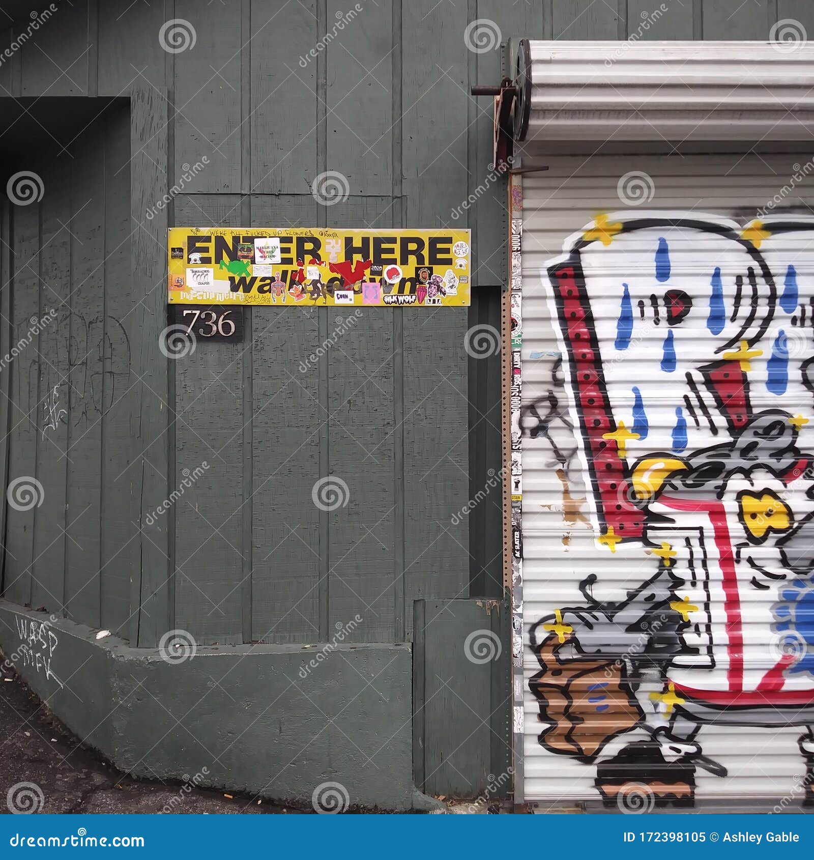Enter Here Directional Sign on Urban Building Exterior Wall. Editorial ...