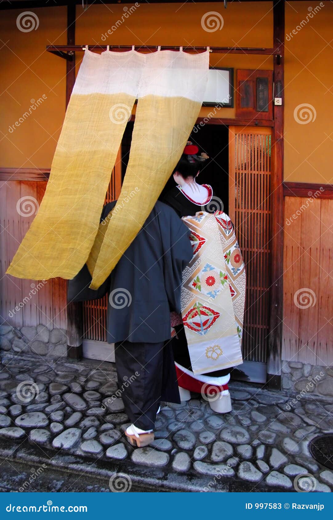 Entering geisha house tea 库存图片. 图片 包括有 东西, 京都, 地标, 人们, 步骤 - 997583