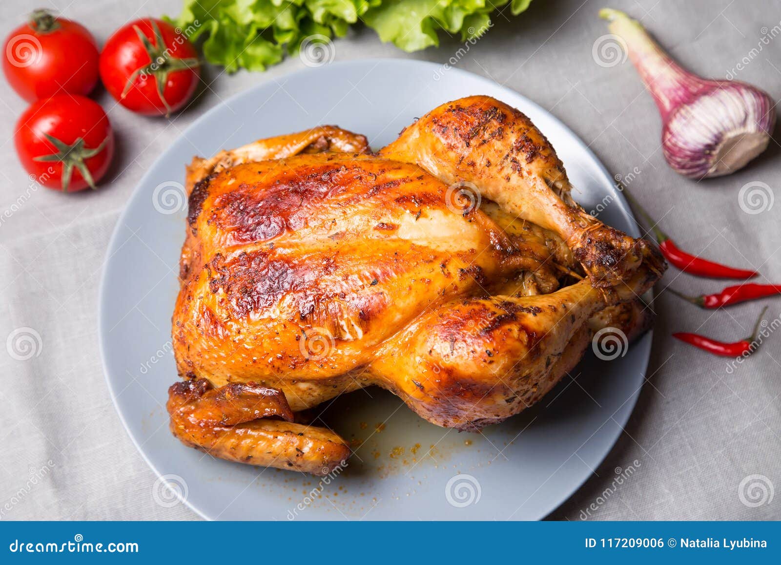 Entero cocida pollo foto de archivo. Imagen de especias - 117209006