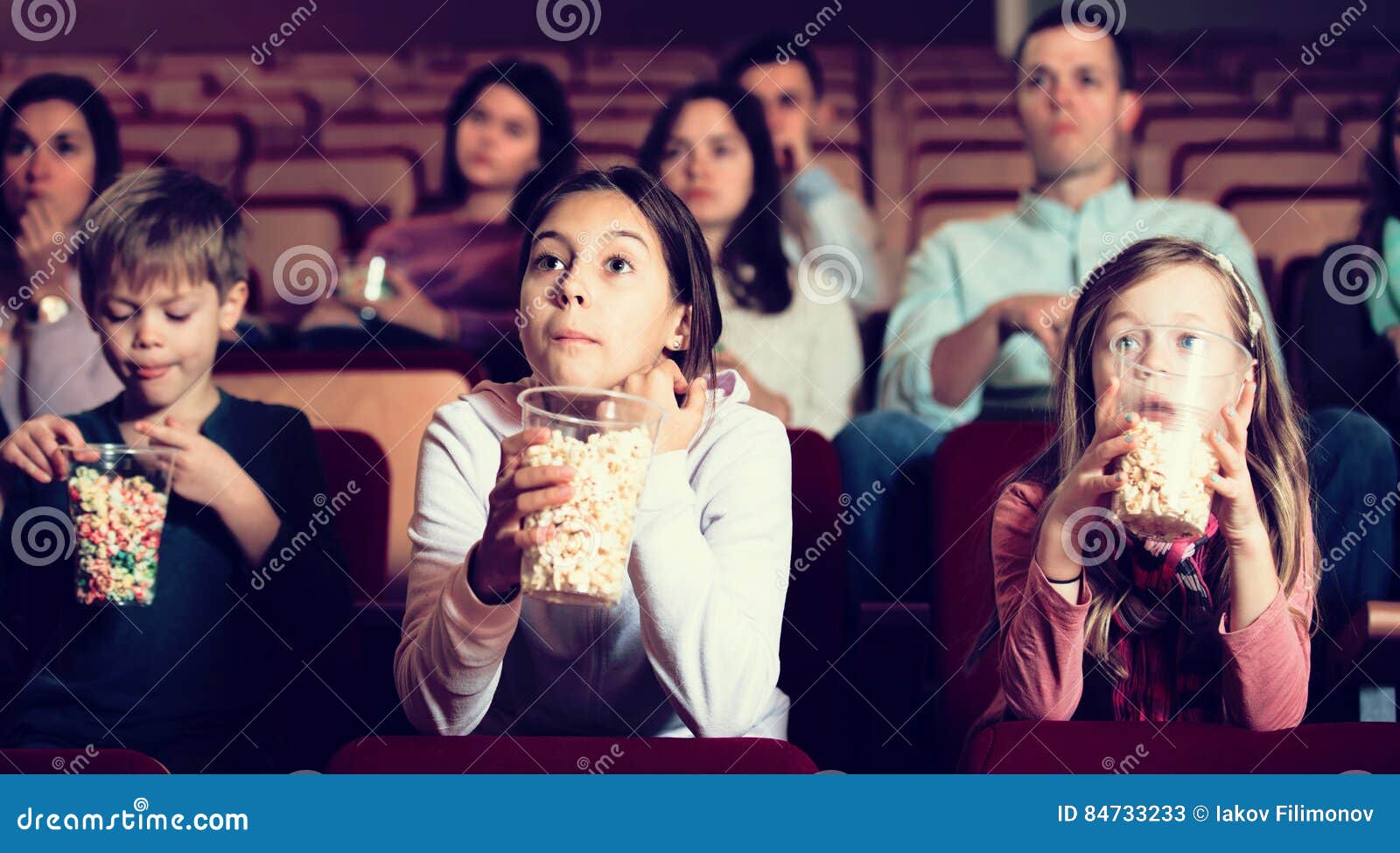 Enthousiast Publiek Die Popcorn Eten En Op Een Film Letten Stock