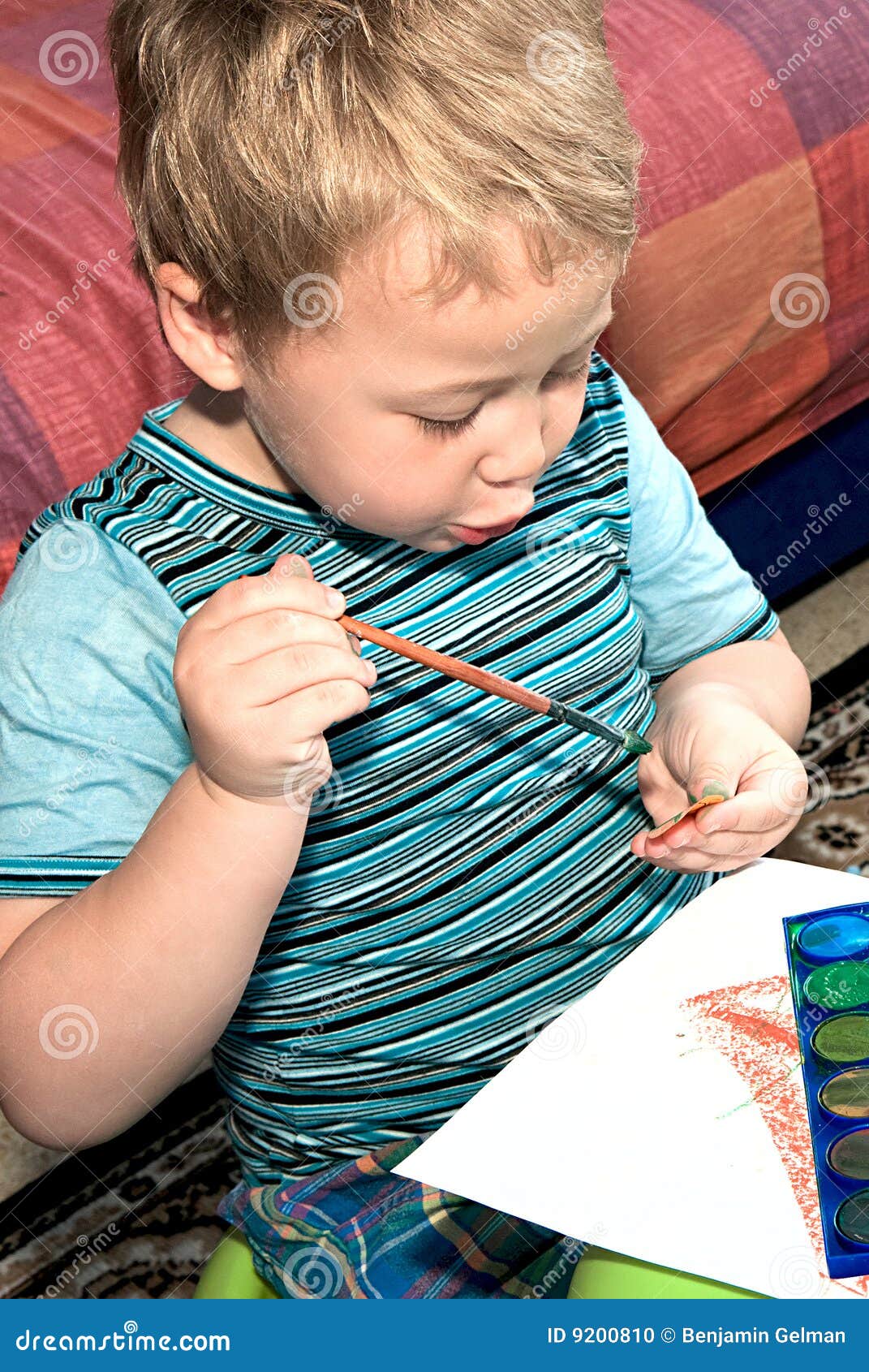 Enthused foto de archivo. Imagen de pintura, cara, mano - 9200810