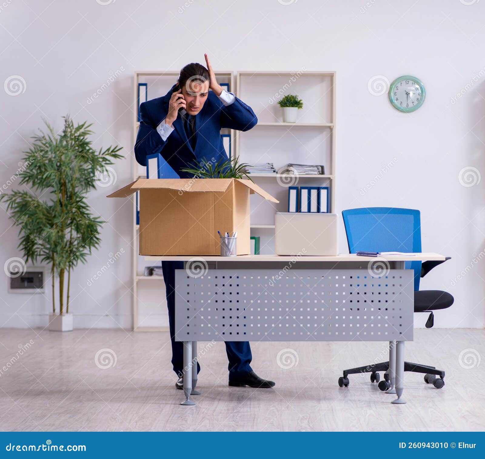 Entlassener Junger Arbeitnehmer Stockfoto - Bild von angestellter ...