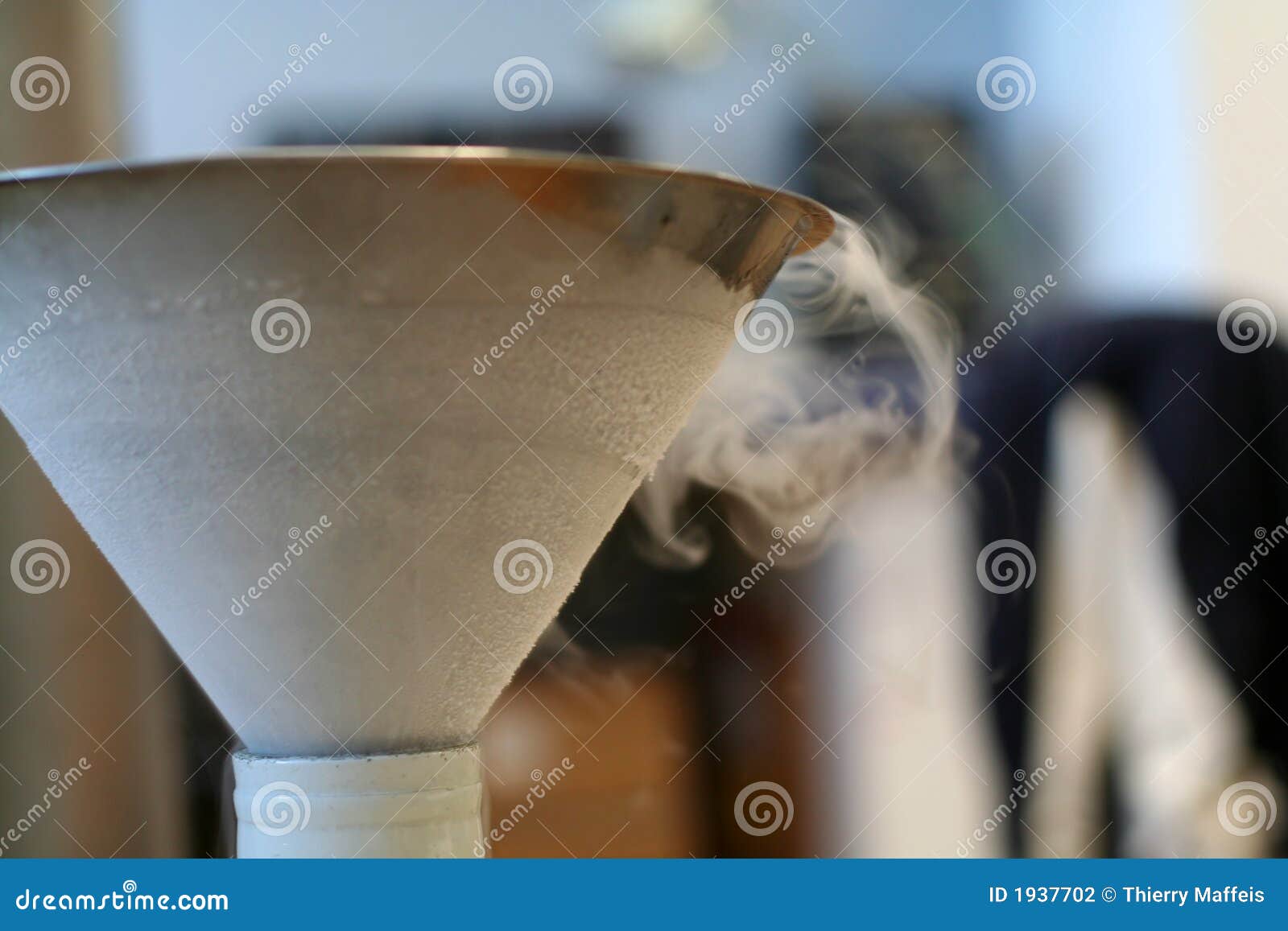 Entonnoir d'azote liquide photo stock. Image du appareil - 1937702