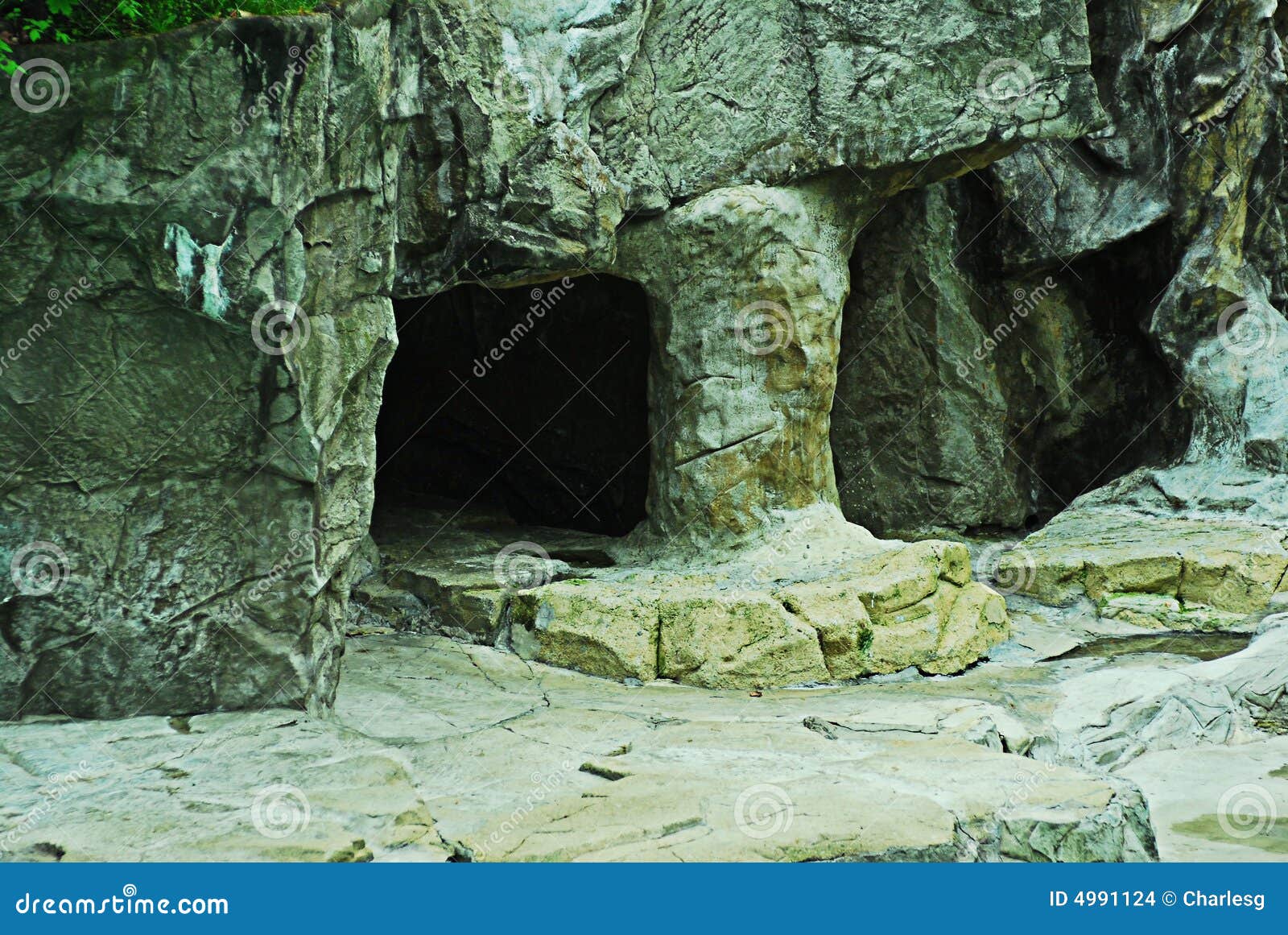 Entrada à Caverna Nas Rochas Foto de Stock - Imagem de abrigo, exterior ...