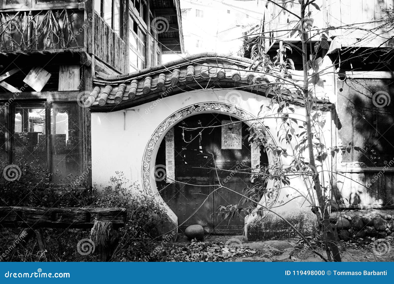 Entrada Circular De Un Edificio Viejo Foto de archivo - Imagen de negro ...