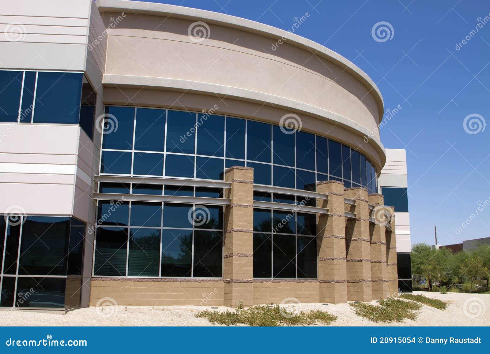 Entrada Corporativa Moderna Del Edificio De Oficinas Foto de archivo ...